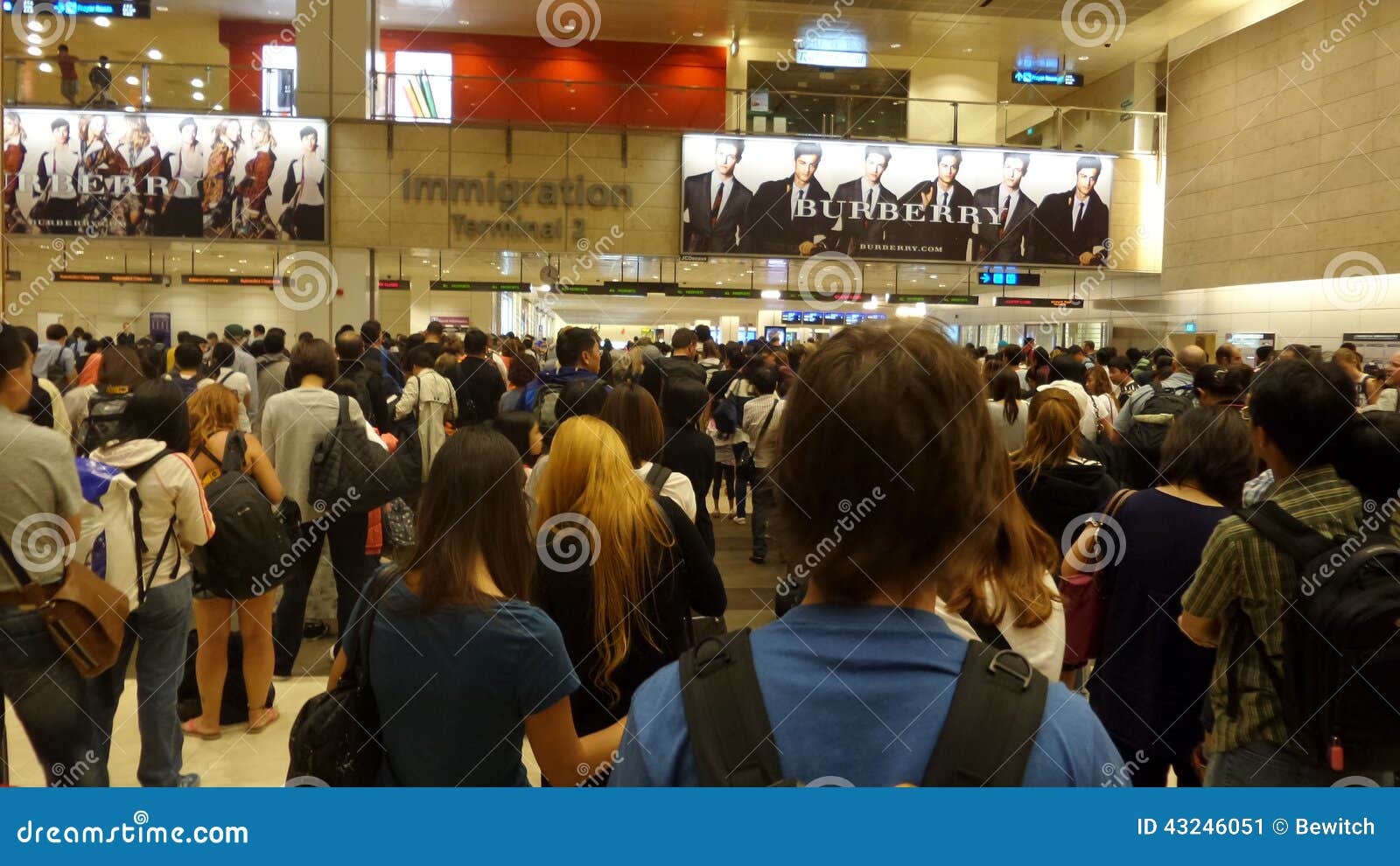 Crowd Queue at Arrival Immigration Editorial Photo - Image of crowd ...