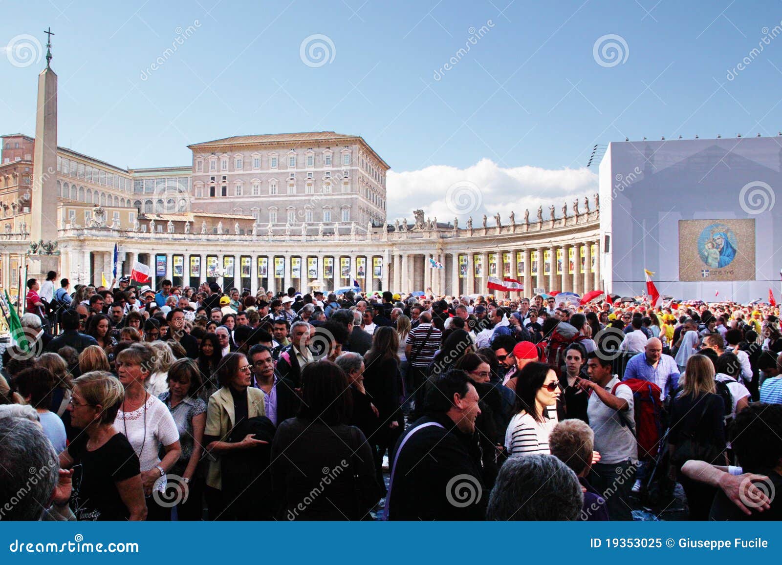 Crowd in st peter s square editorial image. Image of pawel - 19353025