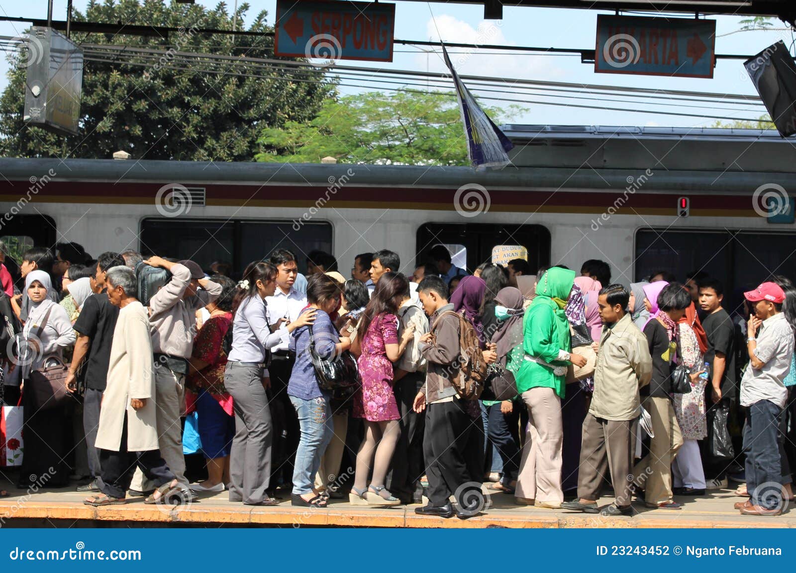 Crowd in the Station editorial photography. Image of railway - 23243452