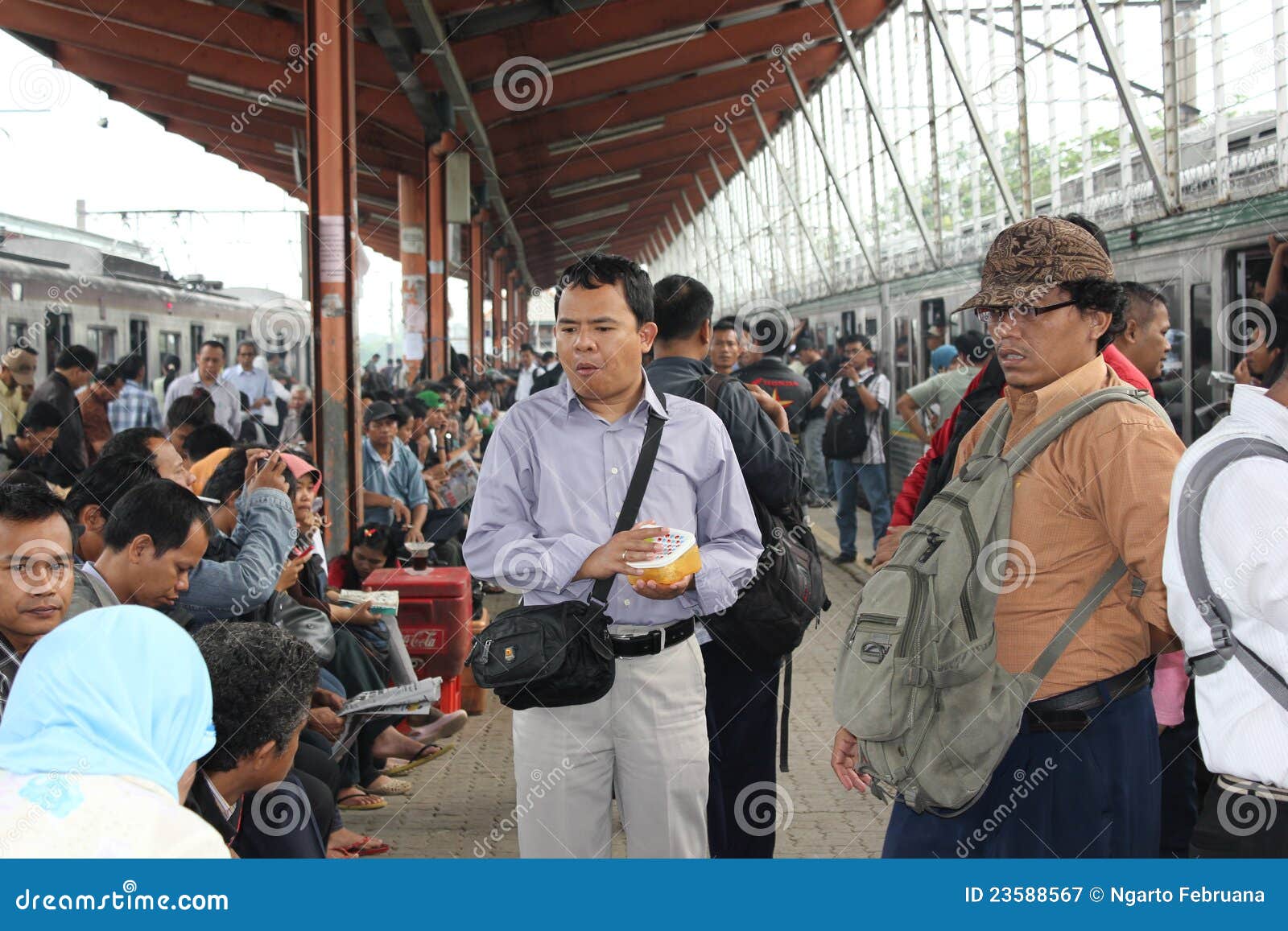 CROWD at the STATION editorial photography. Image of railroad - 23588567