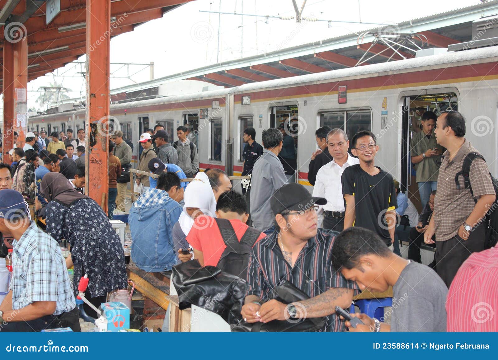 CROWD at the STATION editorial stock image. Image of passengers - 23588614