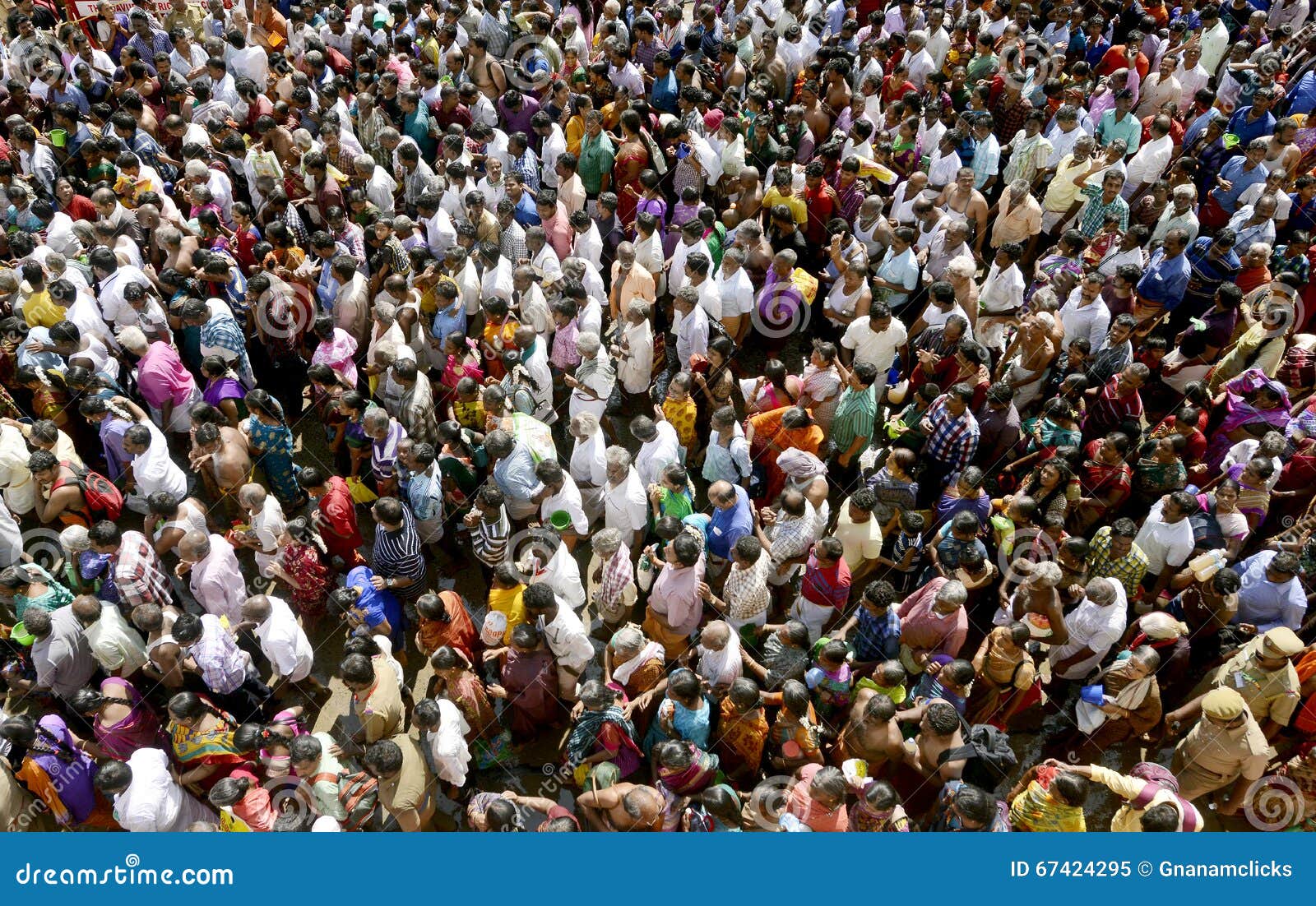 CROWD TEXTURE editorial image. Image of women, street - 67424295