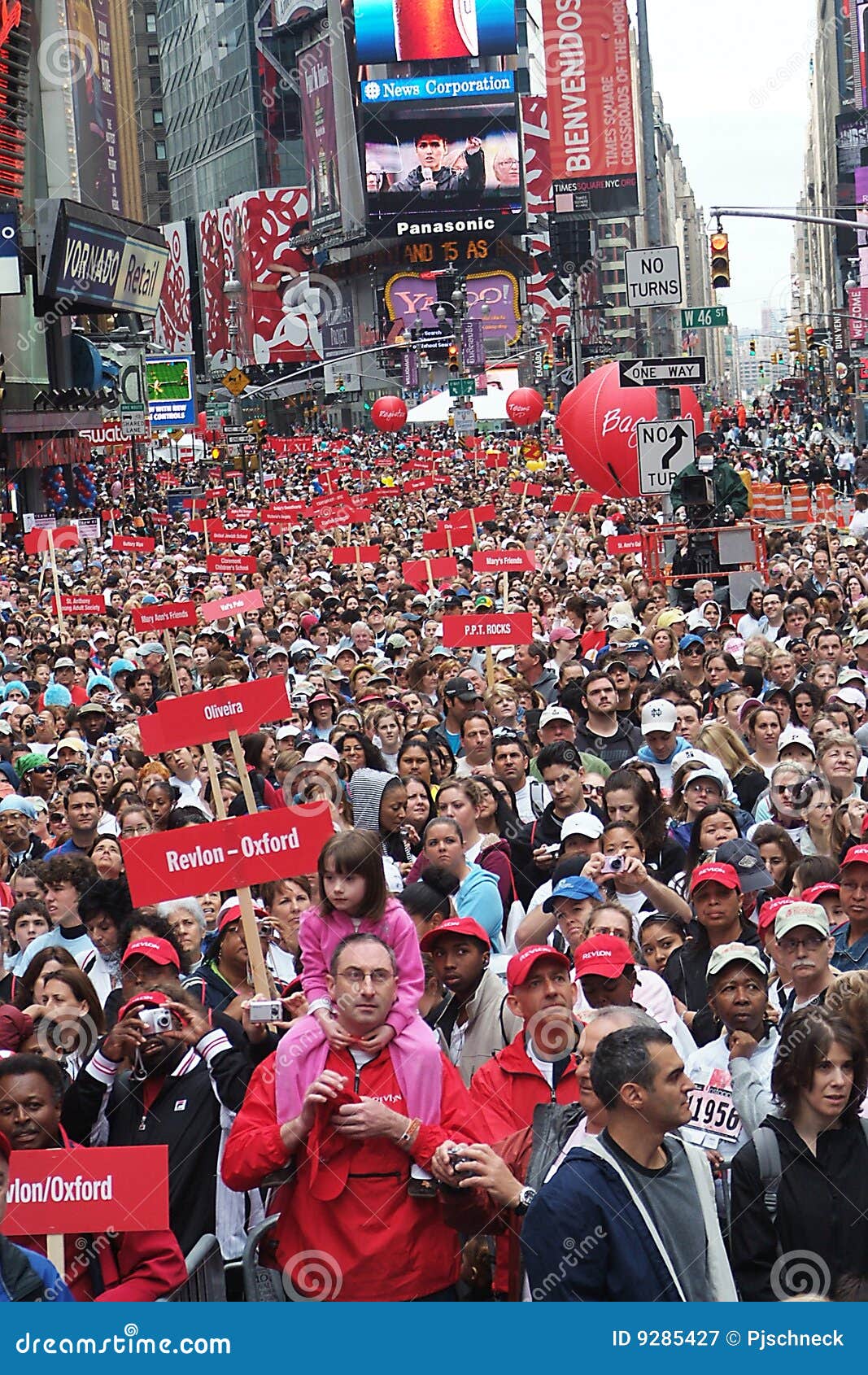 Crowd in Times Square editorial photography. Image of revlon - 9285427