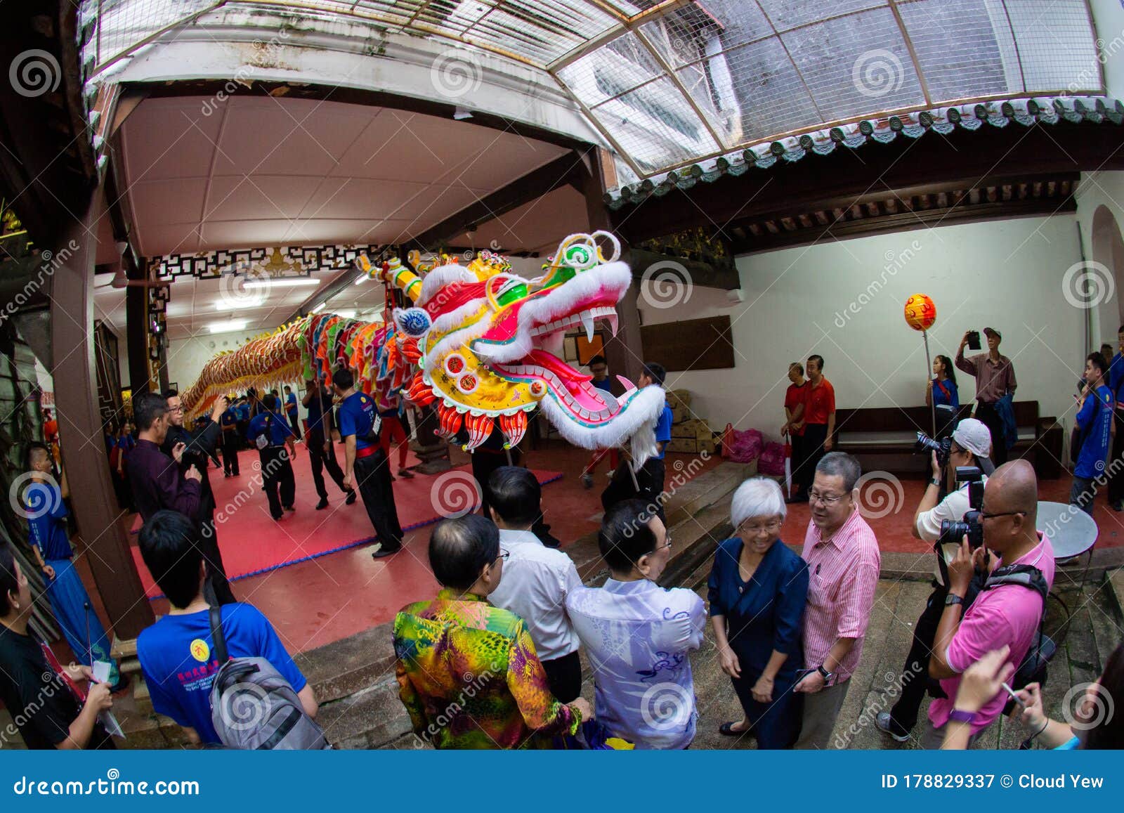 Crowd View the Magnificent of 200m Dragon Dance Performance. Editorial ...