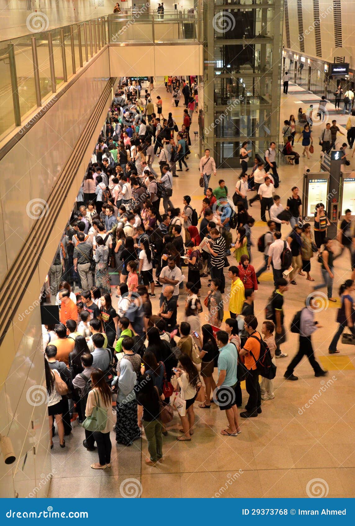 Crowd Waits To Enter Subway Train in Singapore Editorial Stock Photo ...