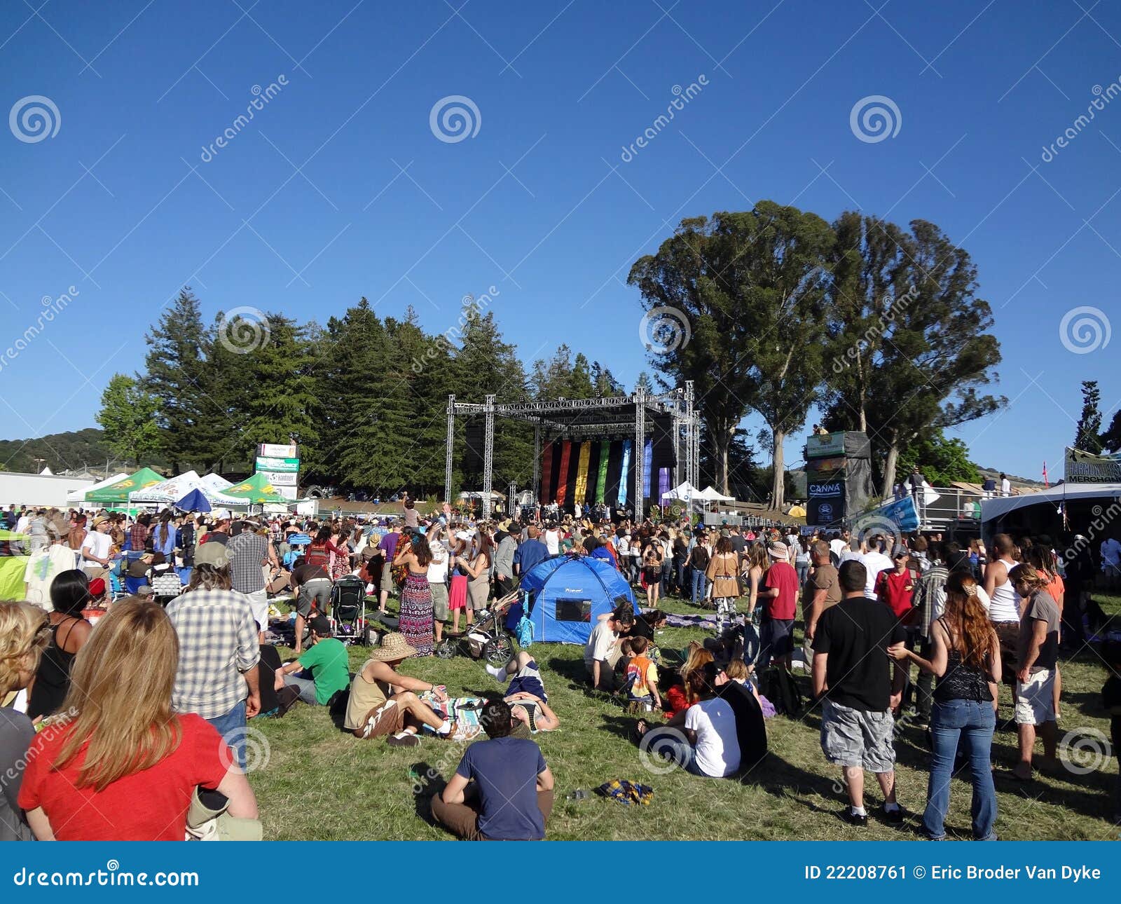 Crowd Watches Band Jam on Stage Editorial Photo - Image of person ...