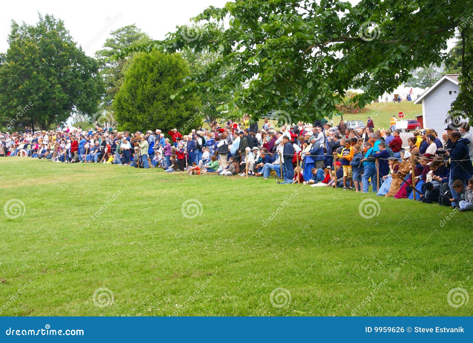 Crowd watching battle editorial photo. Image of civil - 9959626