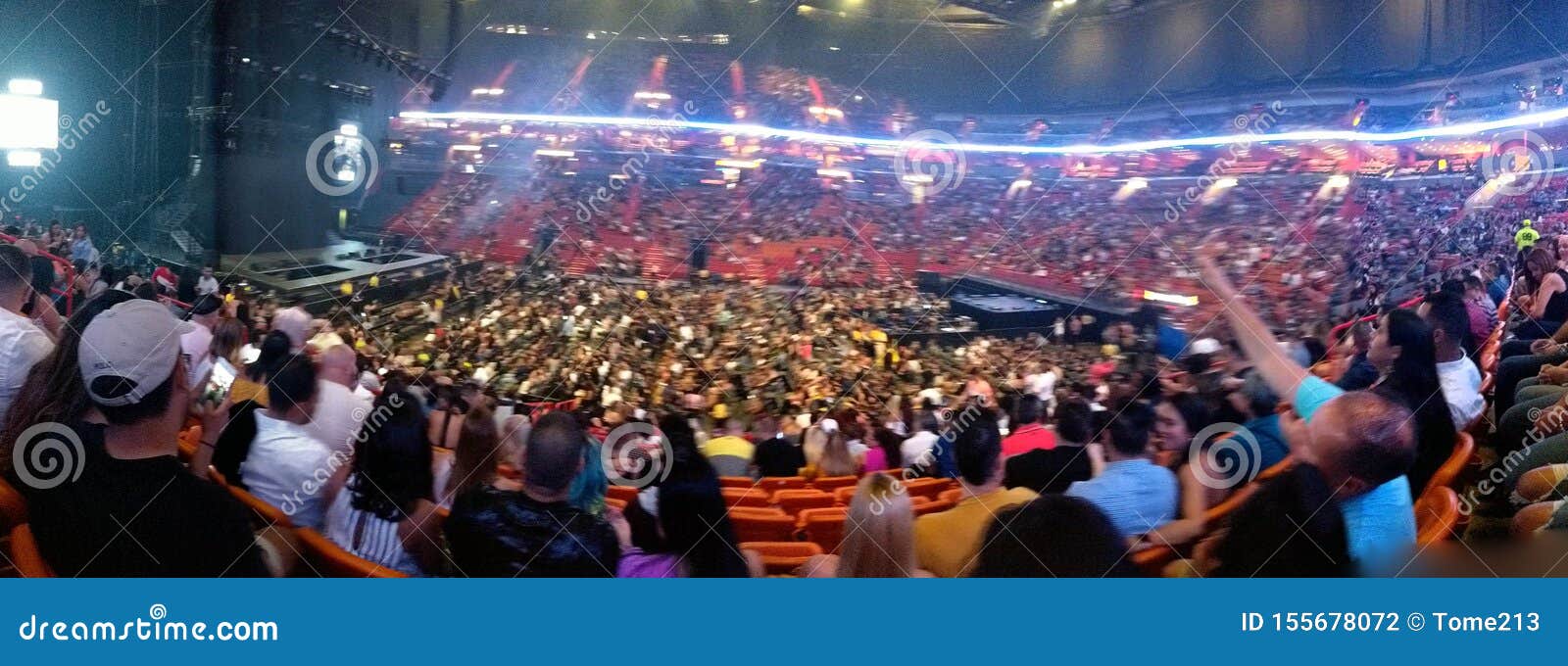 A Crowded Arena and Concert Scene Editorial Photography - Image of sing ...