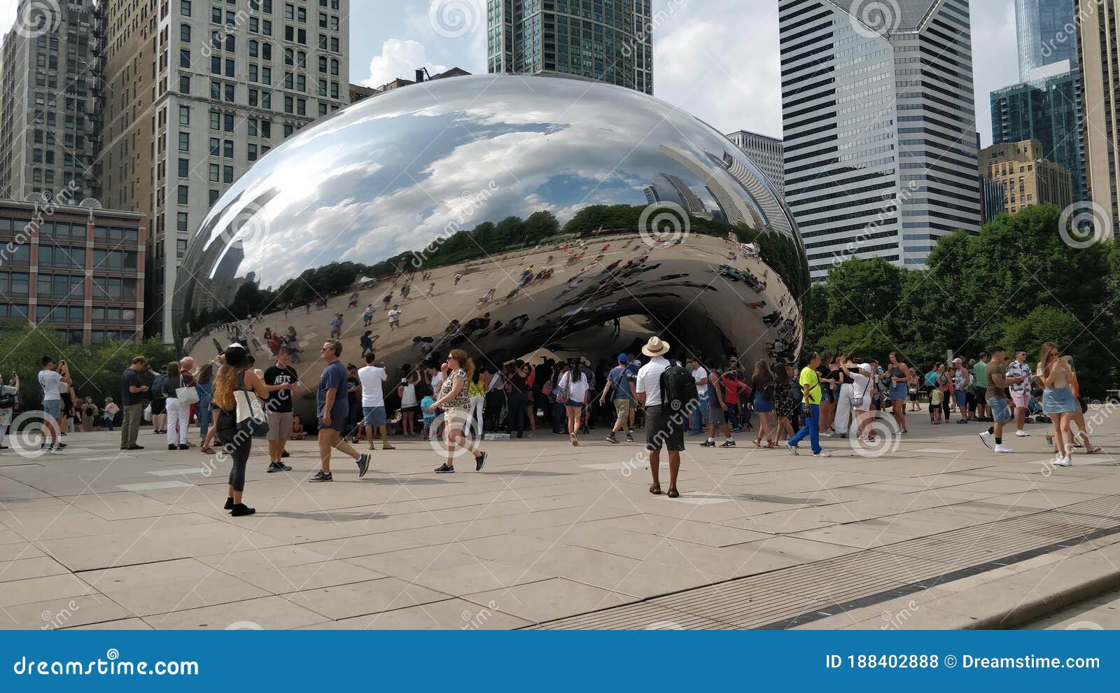 Crowded Cloud Gate in Chicago Editorial Stock Photo - Image of gate ...