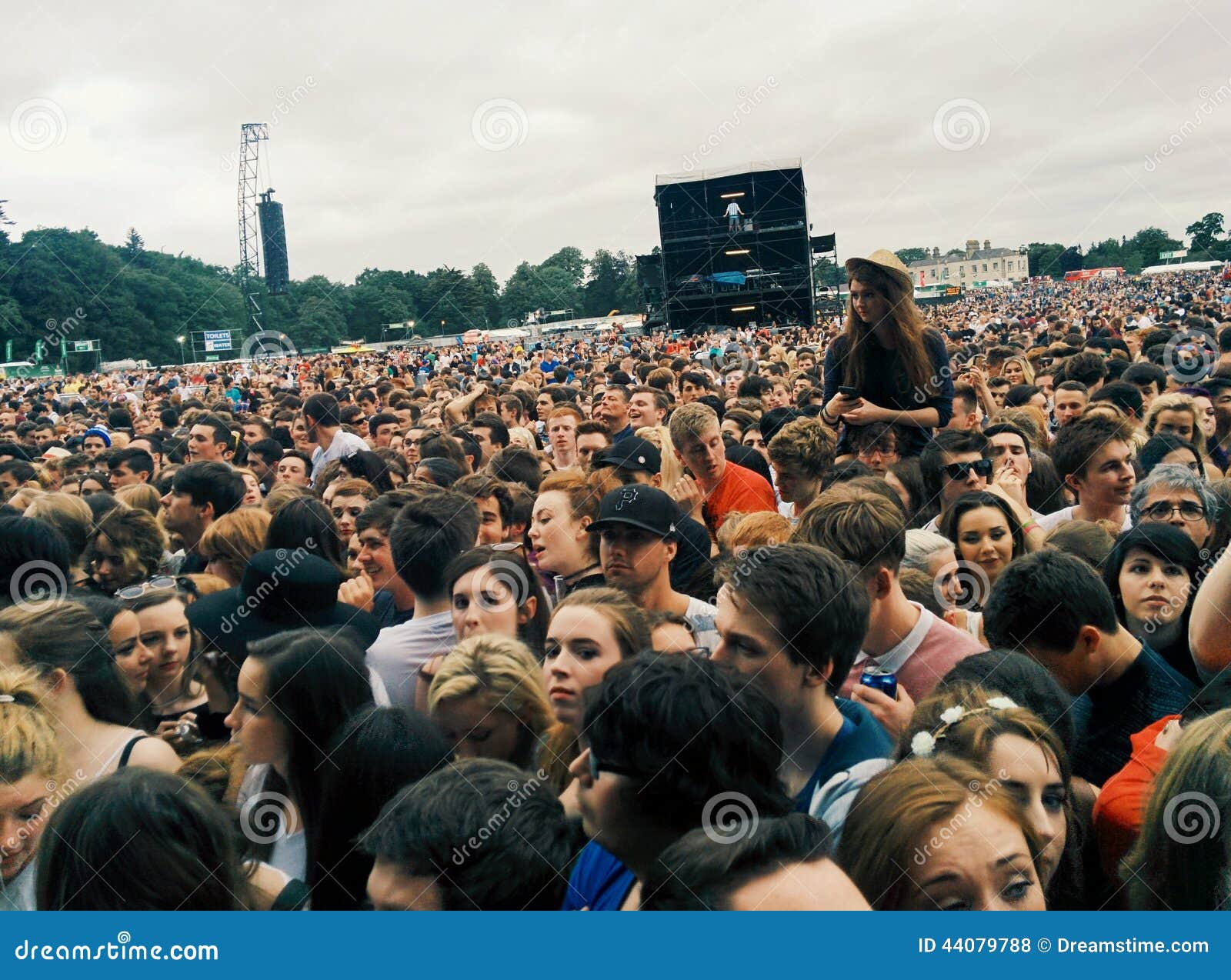 Crowded Marlay Park editorial stock photo. Image of people - 44079788