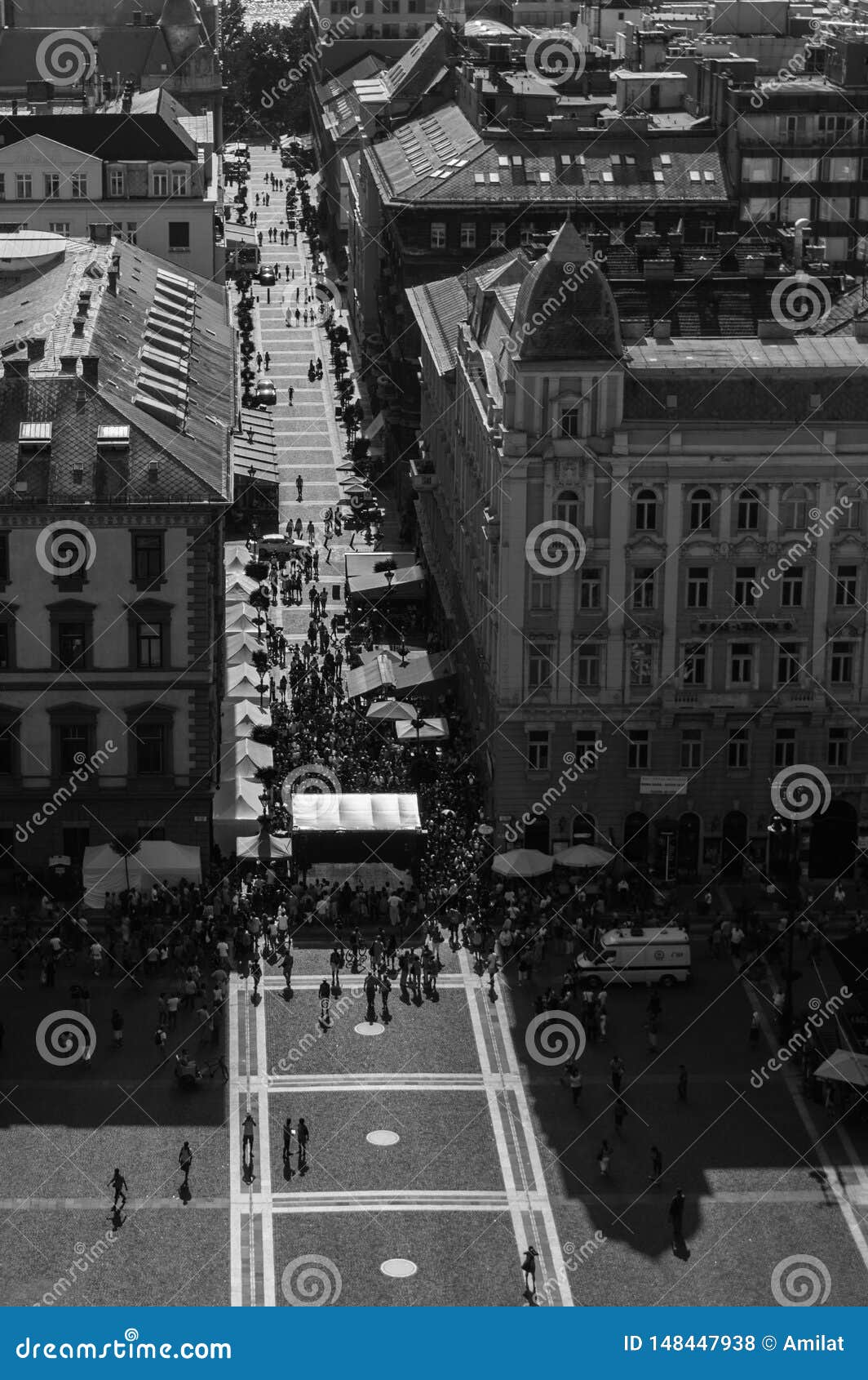 Crowded square in Budapest editorial stock photo. Image of sightseeing ...