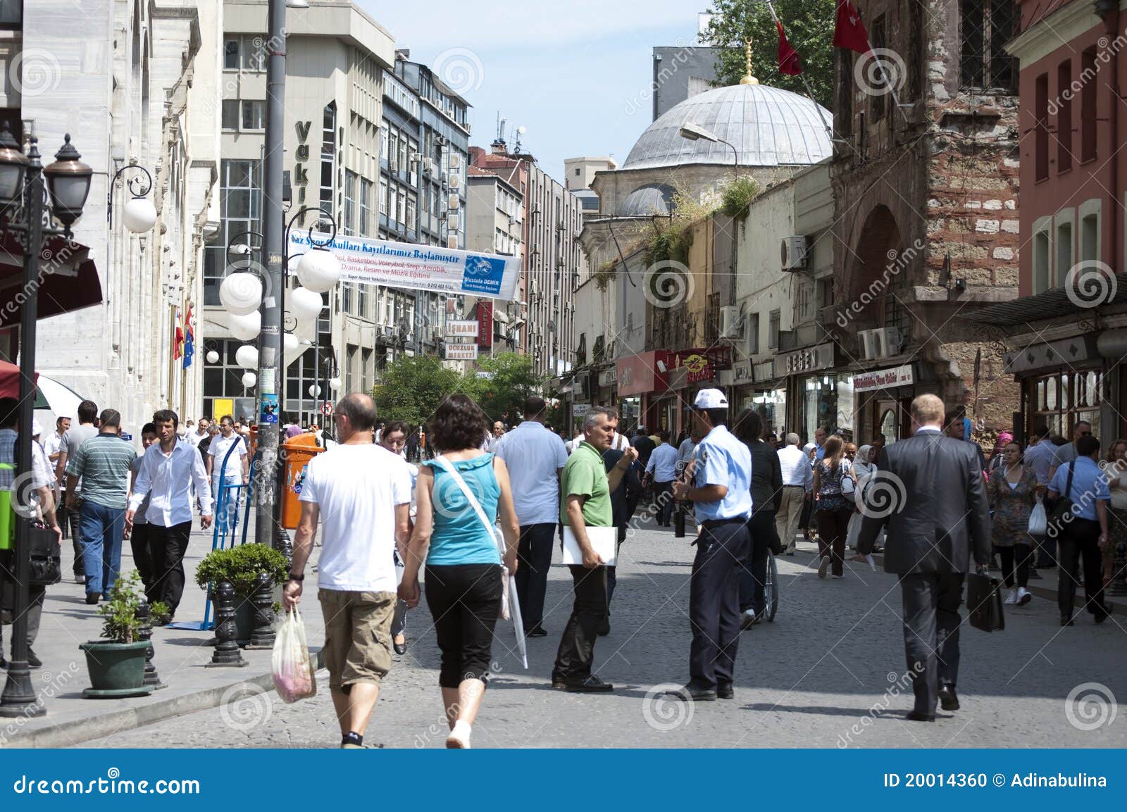 Crowded street in Istanbul editorial image. Image of travel - 20014360
