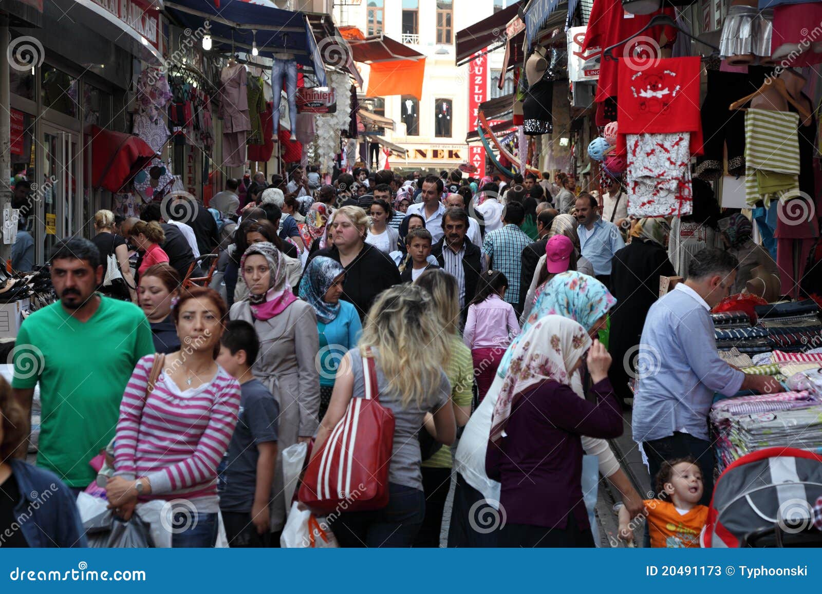 Crowded street in Istanbul editorial stock photo. Image of city - 20491173