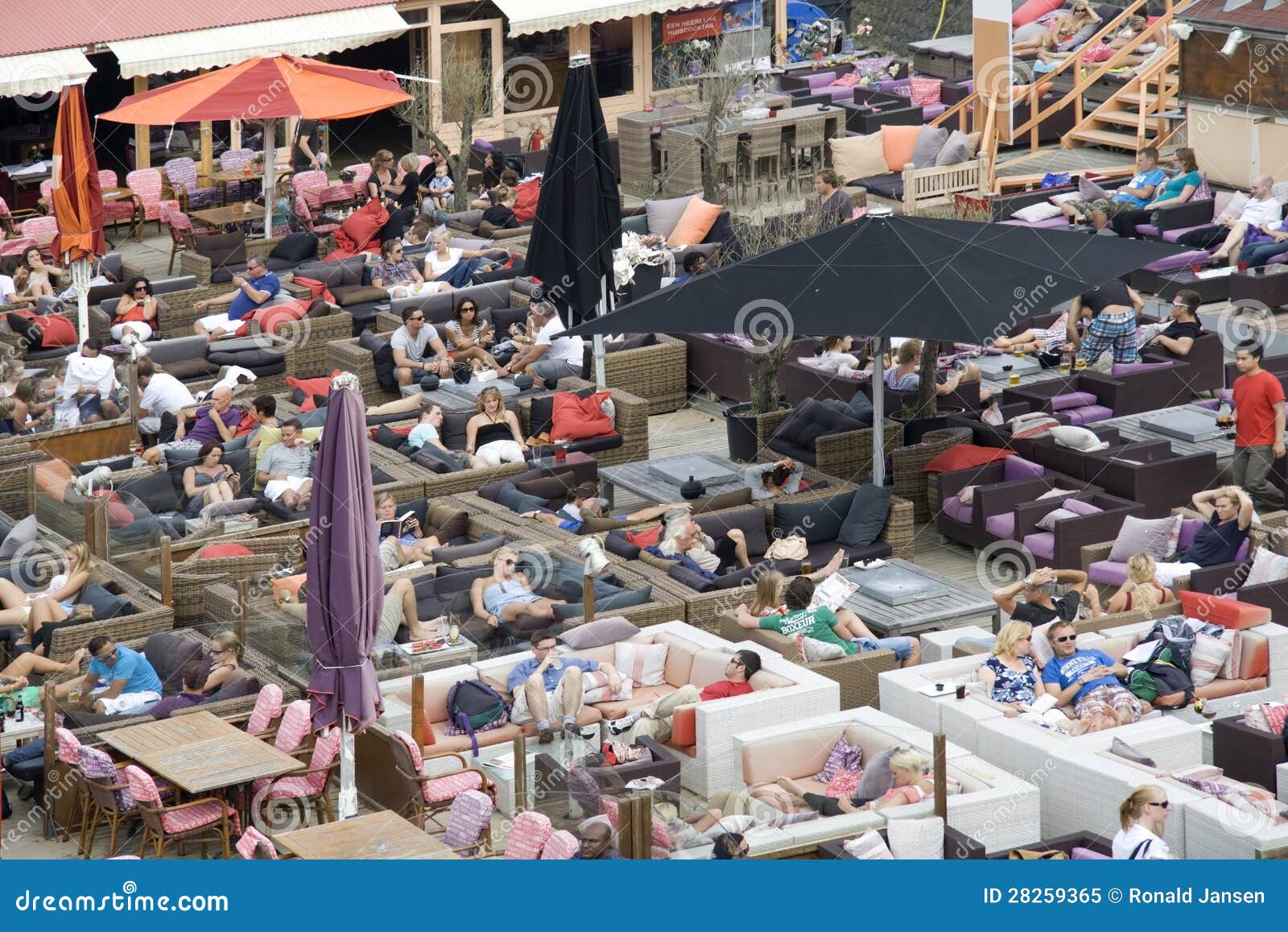 Crowded terrace editorial image. Image of basgasten, guests - 28259365