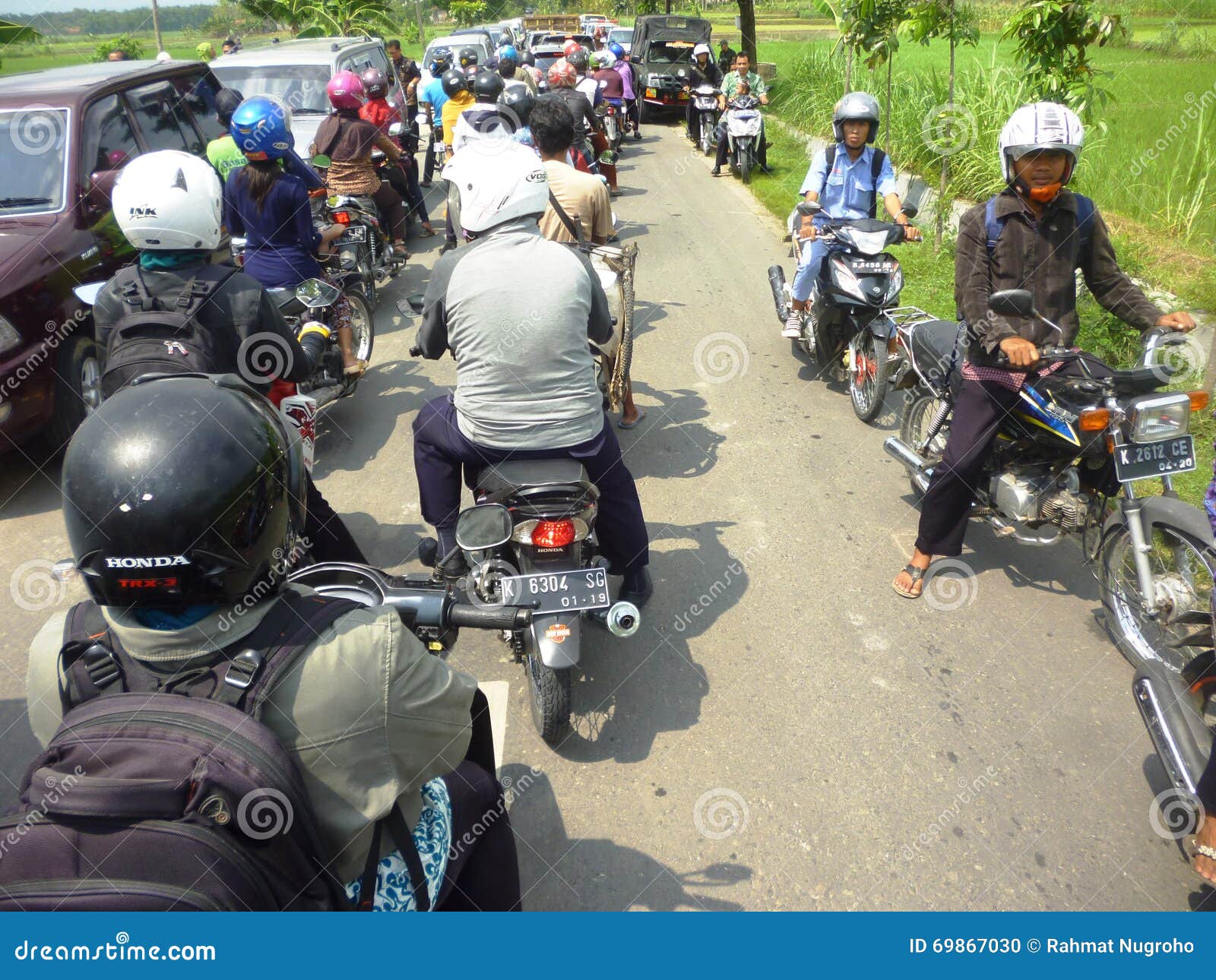 Crowded Traffic With Public Transport Auto Rickshaw And Fruit Stall ...