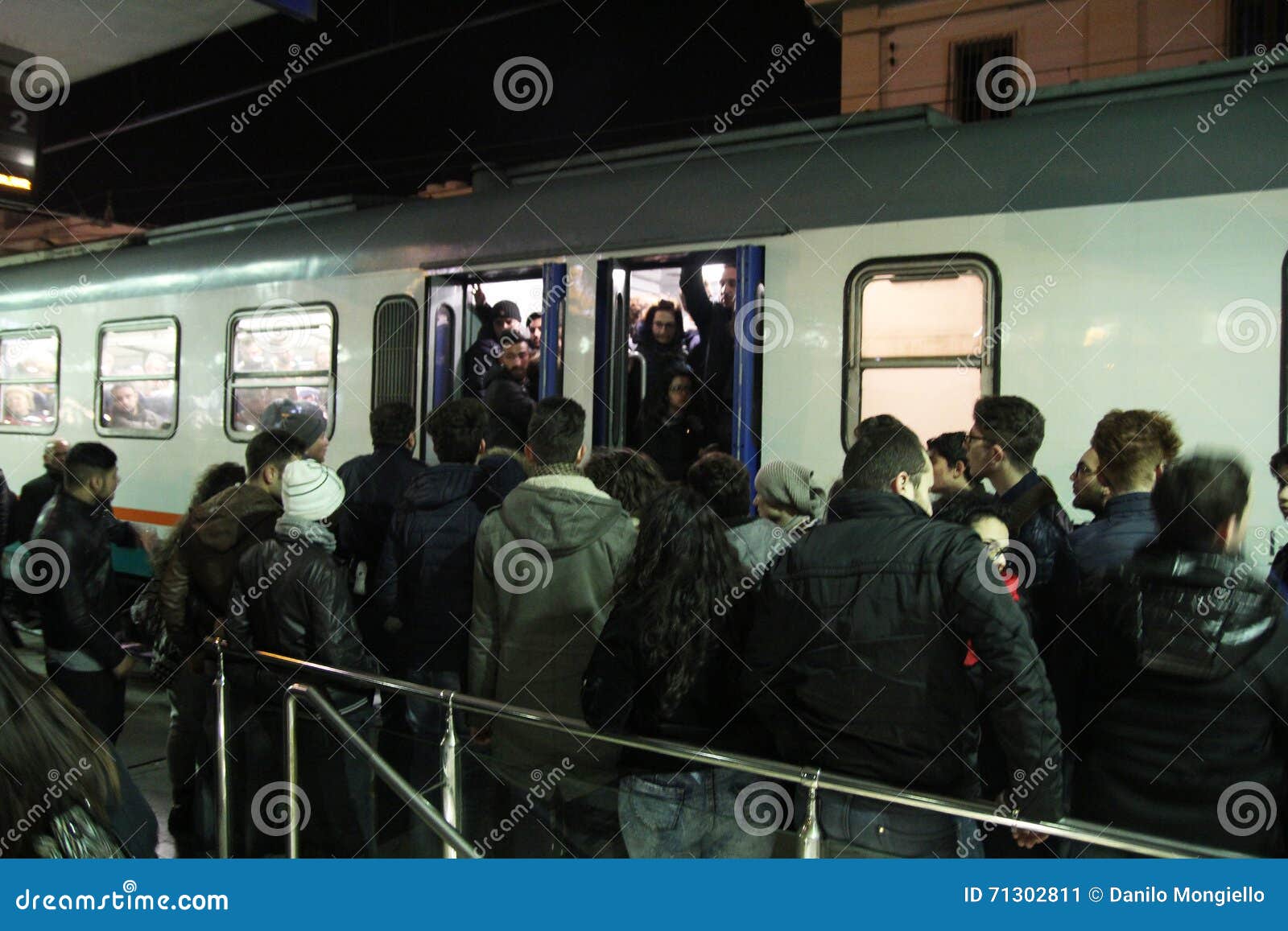 Crowded train editorial photo. Image of annoyance, strike - 71302811
