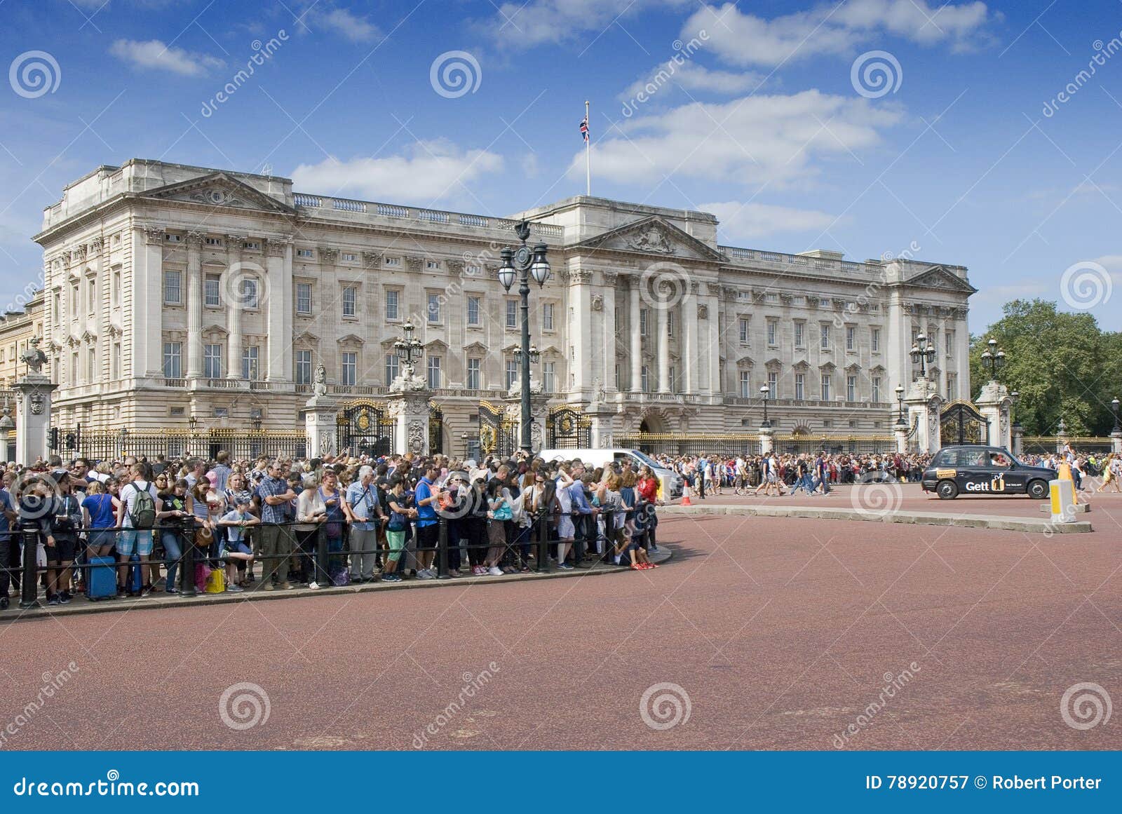 Crowds at Buckingham Palace. Editorial Photography - Image of england ...