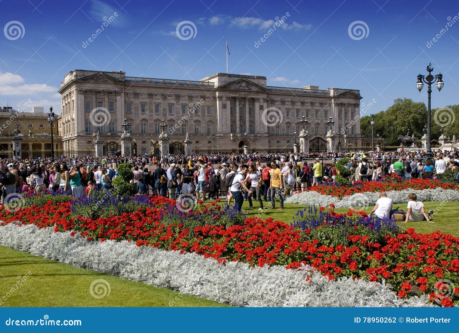 Crowds at Buckingham Palace Editorial Photography - Image of rule ...