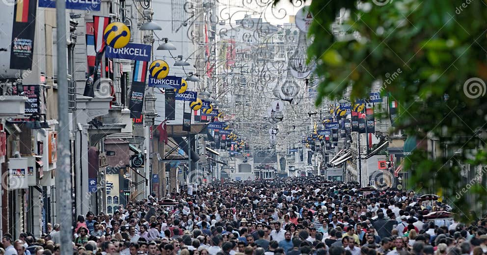 Crowds in Istanbul, Turkey editorial photography. Image of commercial ...