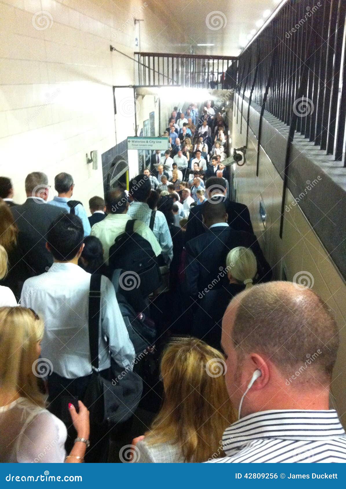 London Underground Queue editorial photo. Image of people - 42809256