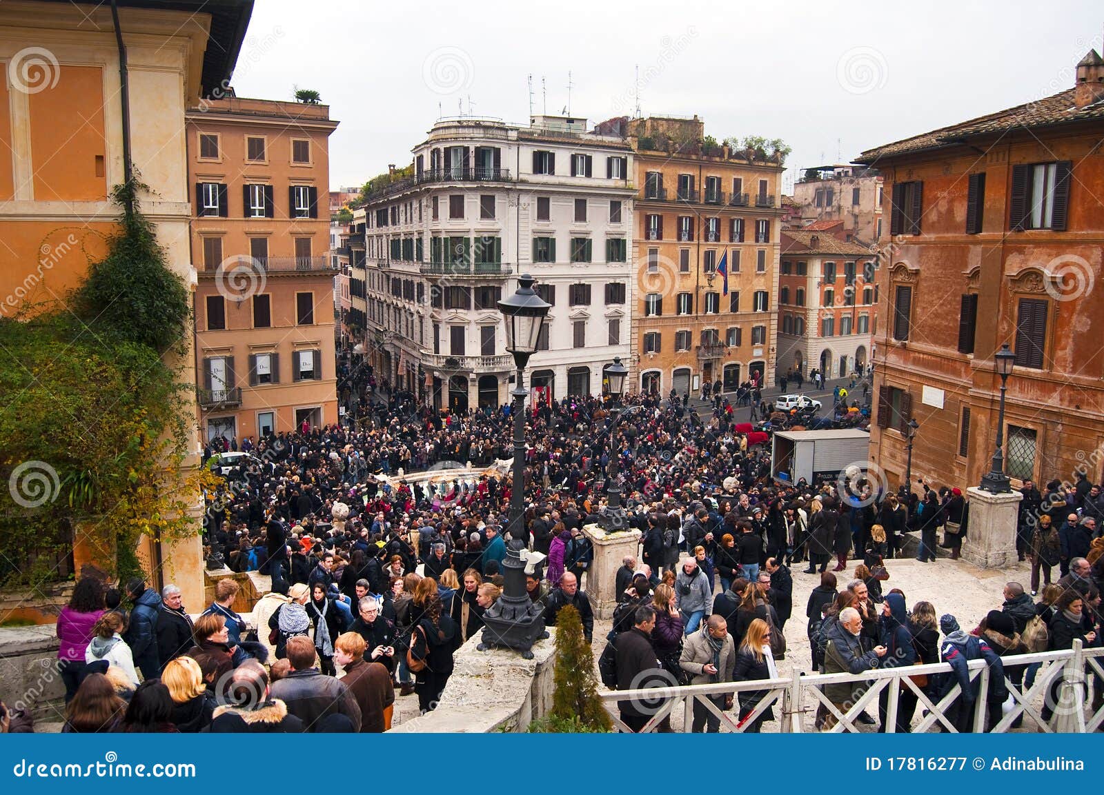 Crowds in Piazza Spagna,Rome Editorial Photography - Image of building ...