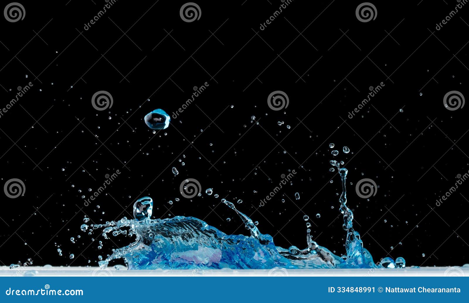 Crown Water Splash on Object To Create Shape Form Fluttering in Droplet ...