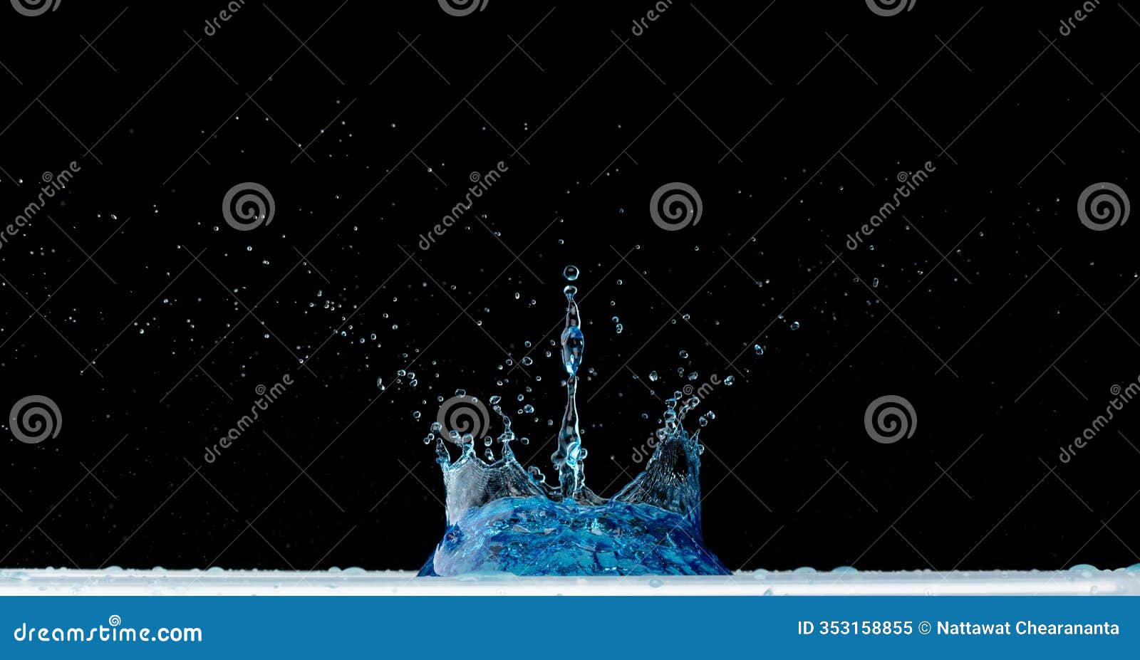 Crown Water Splash on Object To Create Shape Form Fluttering in Droplet ...