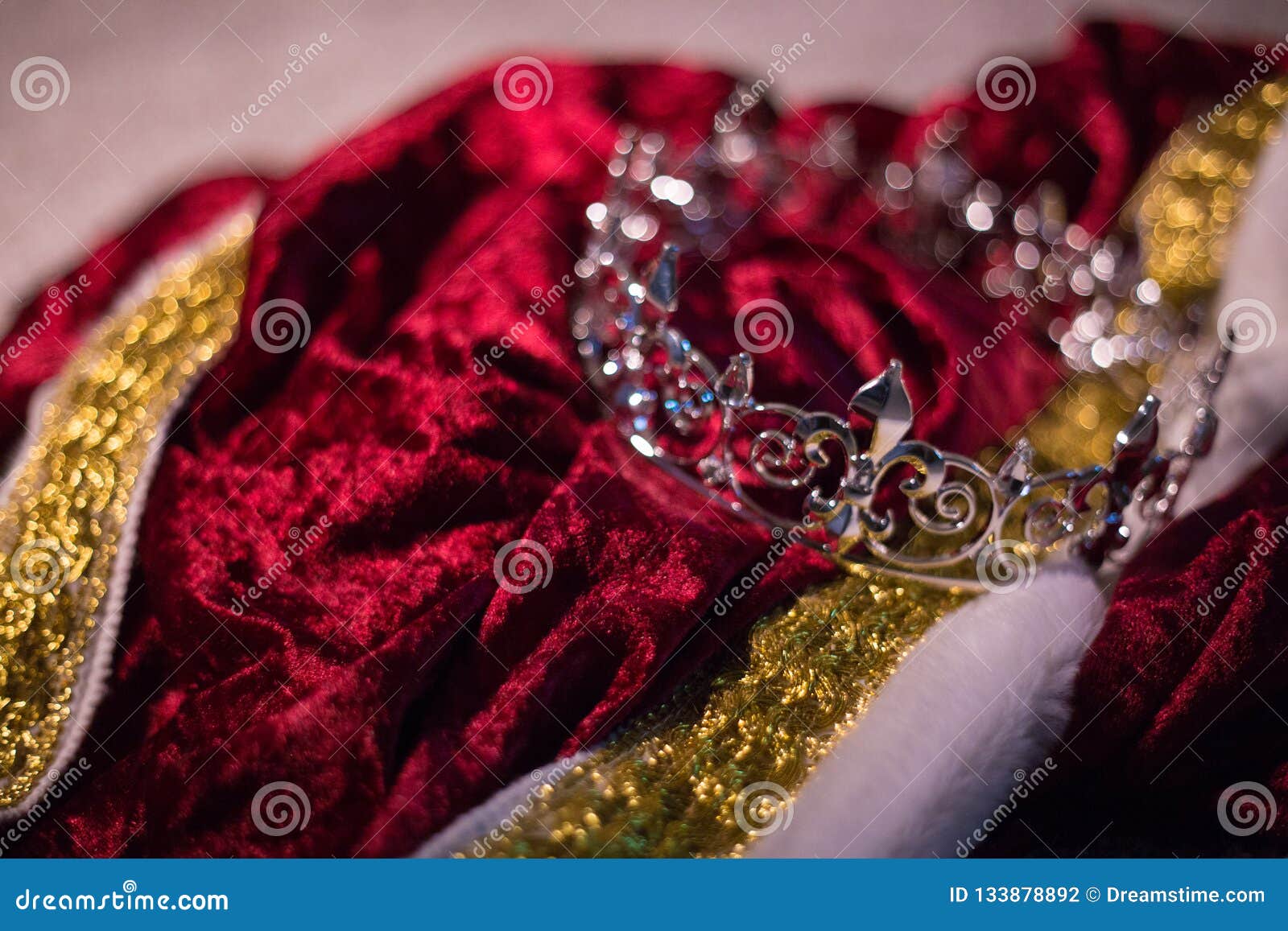 Crown Y El Traje Del Rey Abandonado Foto de archivo - Imagen de traje ...