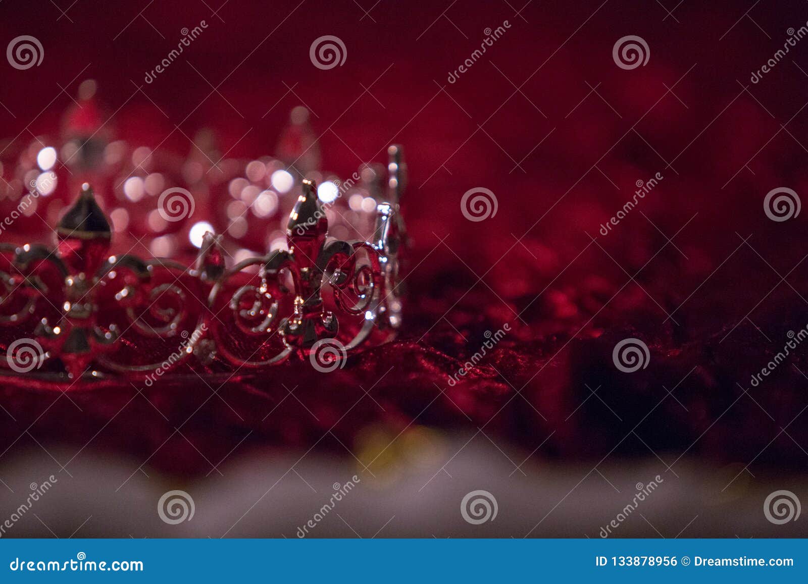 Crown Y El Traje Del Rey Abandonado Foto de archivo - Imagen de ...