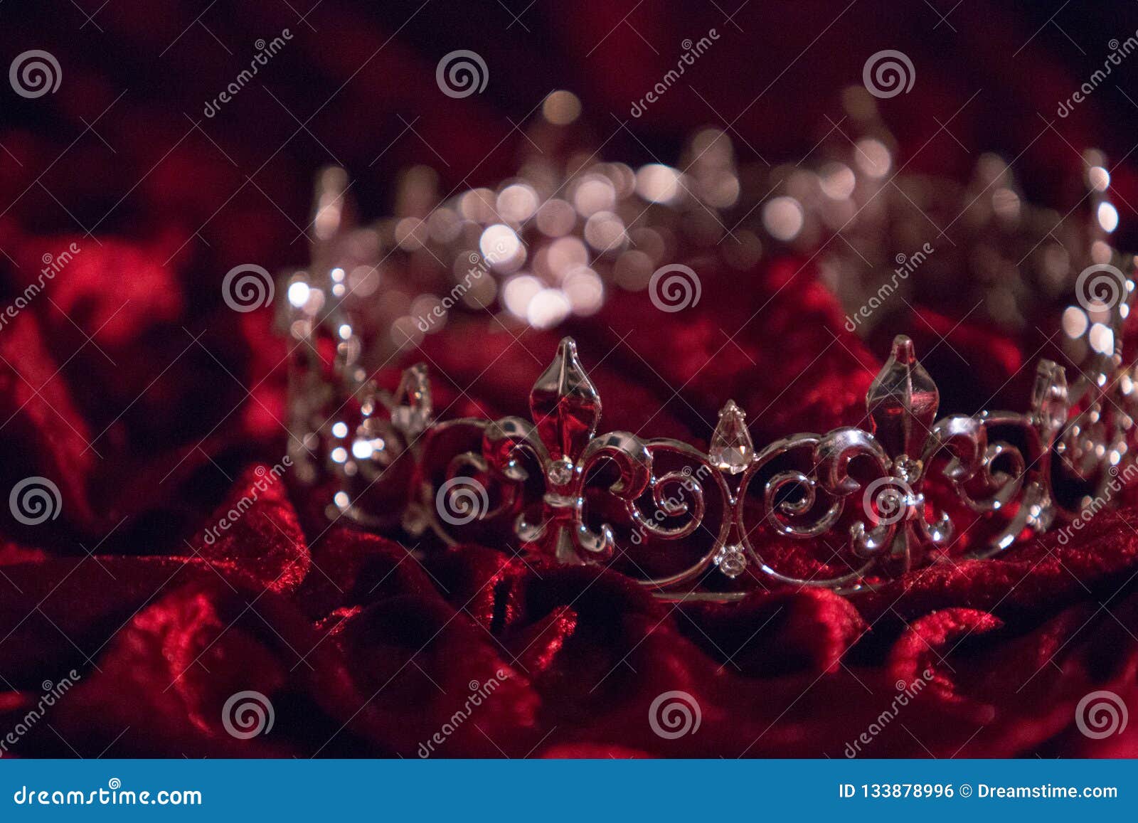 Crown Y El Traje Del Rey Abandonado Foto de archivo - Imagen de huyendo ...