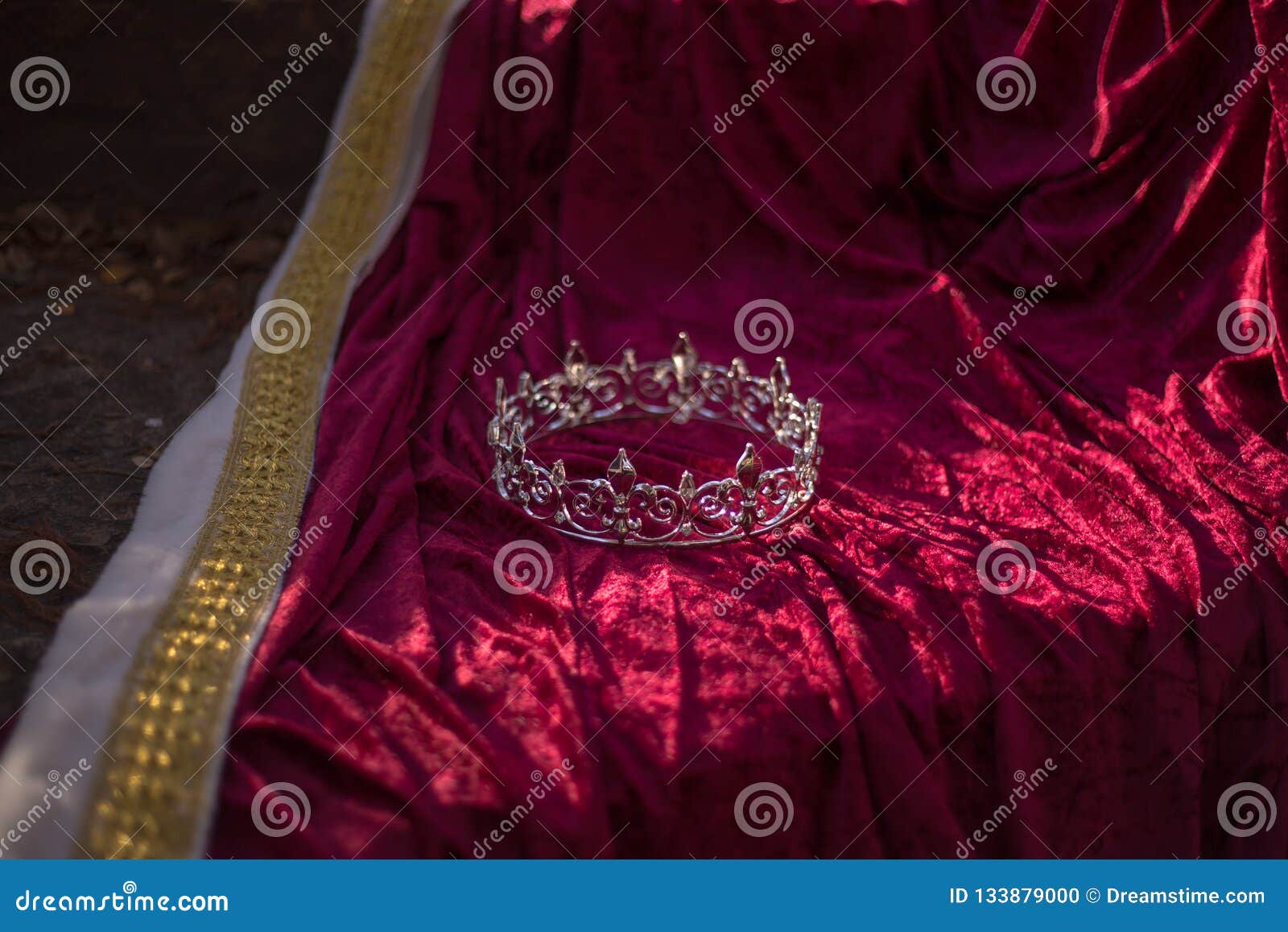 Crown Y El Traje Del Rey Abandonado Foto de archivo - Imagen de huyendo ...