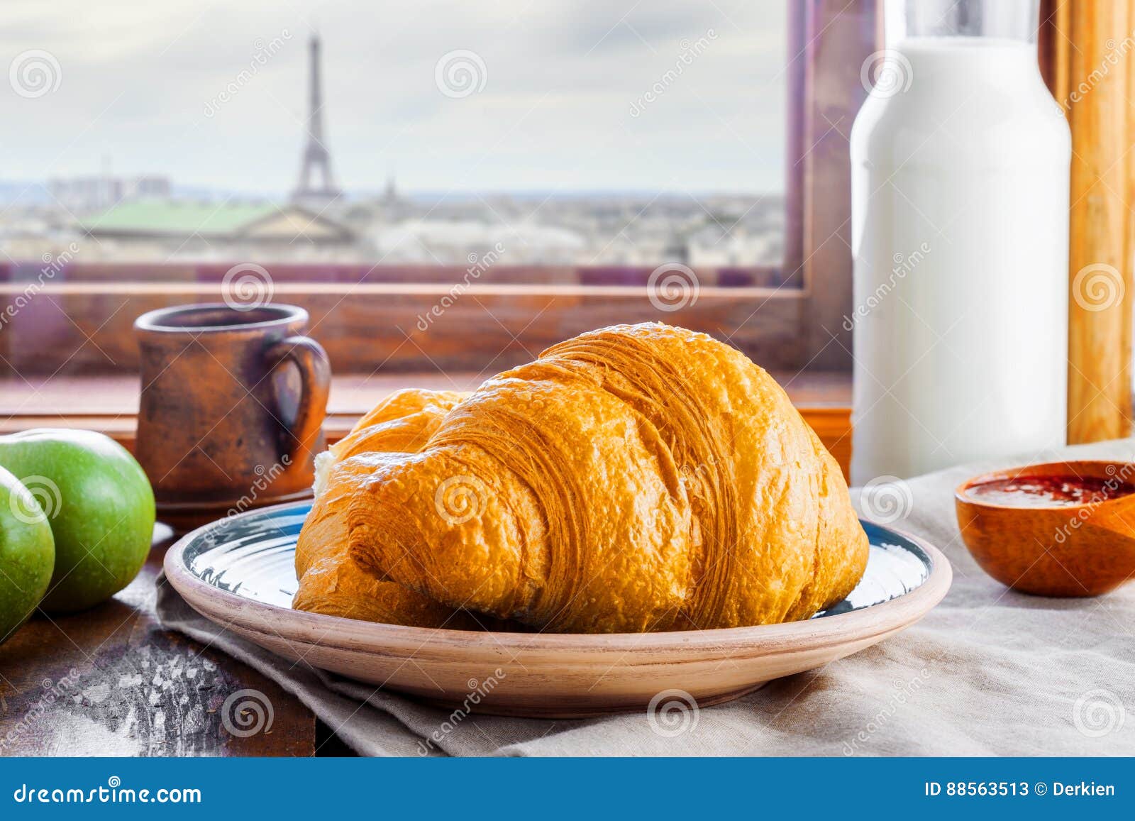 Cruasanes Franceses Tradicionales Imagen de archivo - Imagen de cocina ...