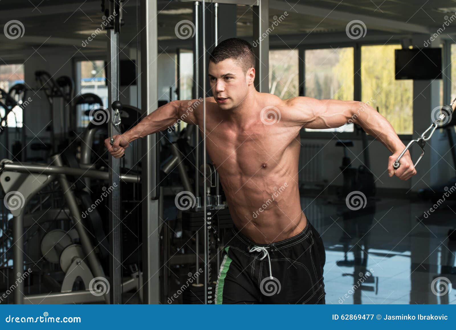 Cruce Del Cable Del Entrenamiento Del Pecho Imagen de archivo - Imagen ...