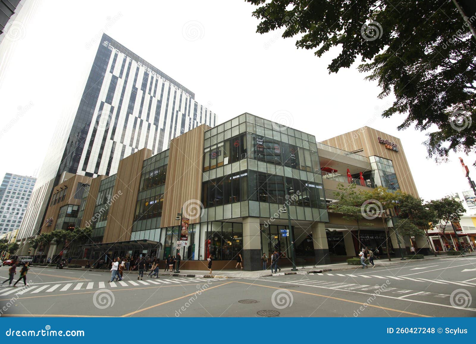 Cruce Delante De La Parada De Bonifacio En Bgc Foto de archivo ...