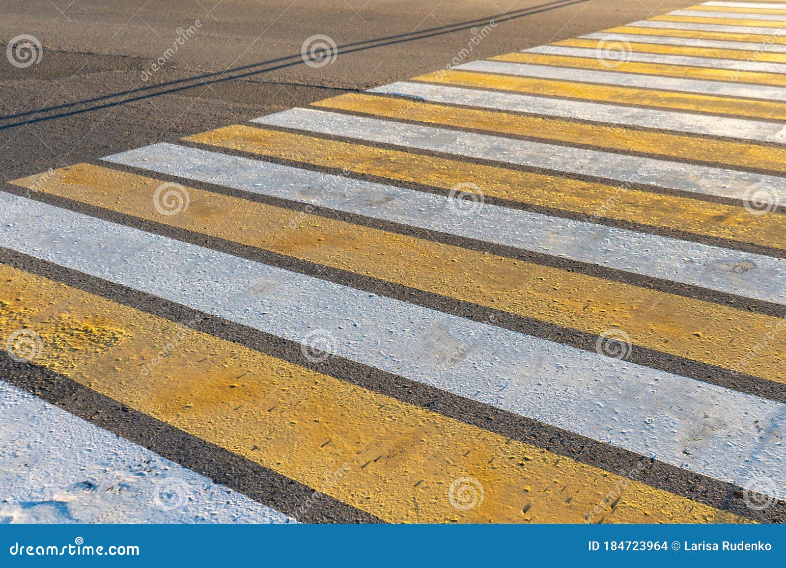 Cruce. Paso Peatonal De Cebra Amarillo Y Blanco Foto de archivo ...