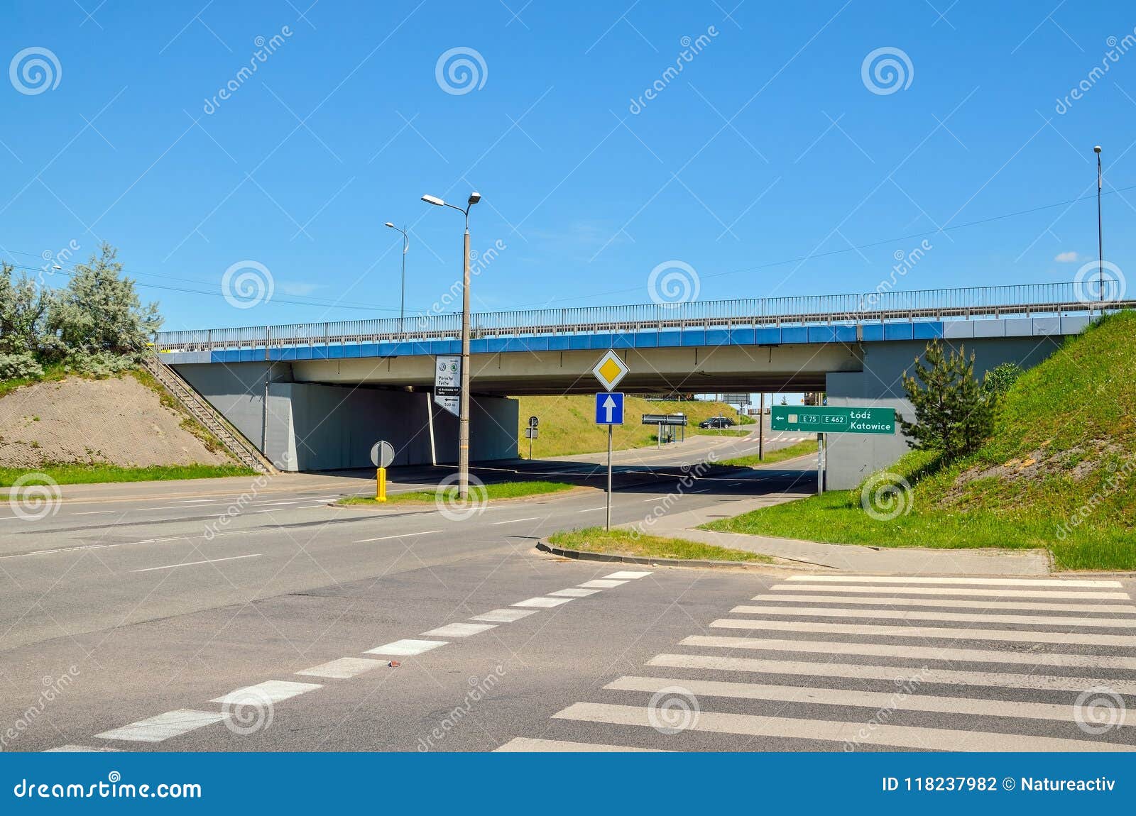 Cruces de calles foto de archivo. Imagen de cruz, escaleras - 118237982