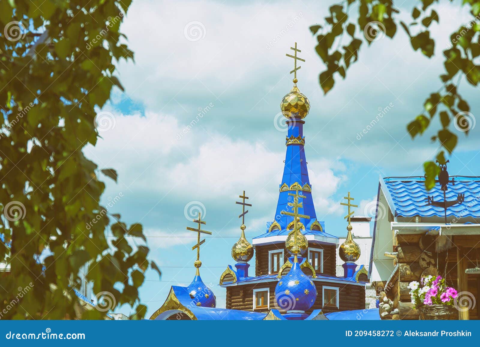 Cruces Ortodoxas En Los Domos De La Iglesia Foto de archivo - Imagen de ...