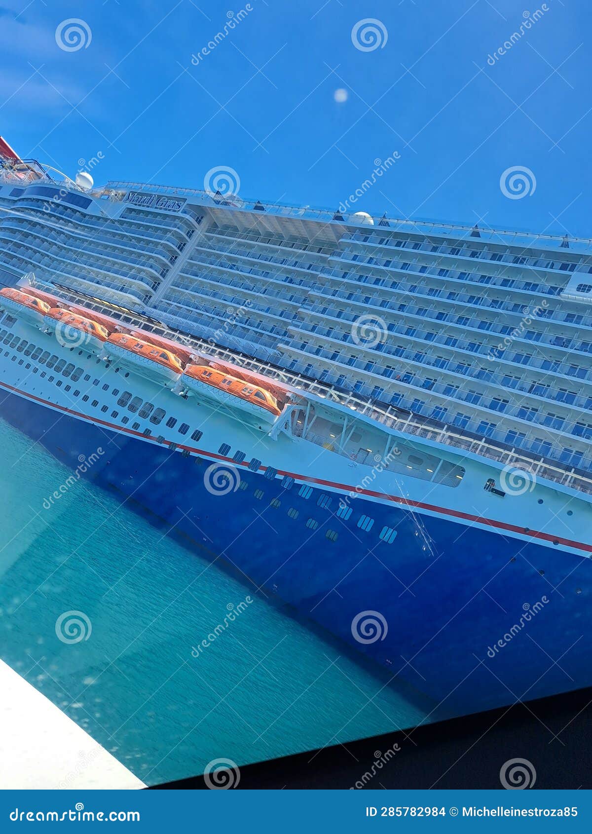 Cruise Ship on the Bay Island , Beautiful Editorial Stock Image - Image ...
