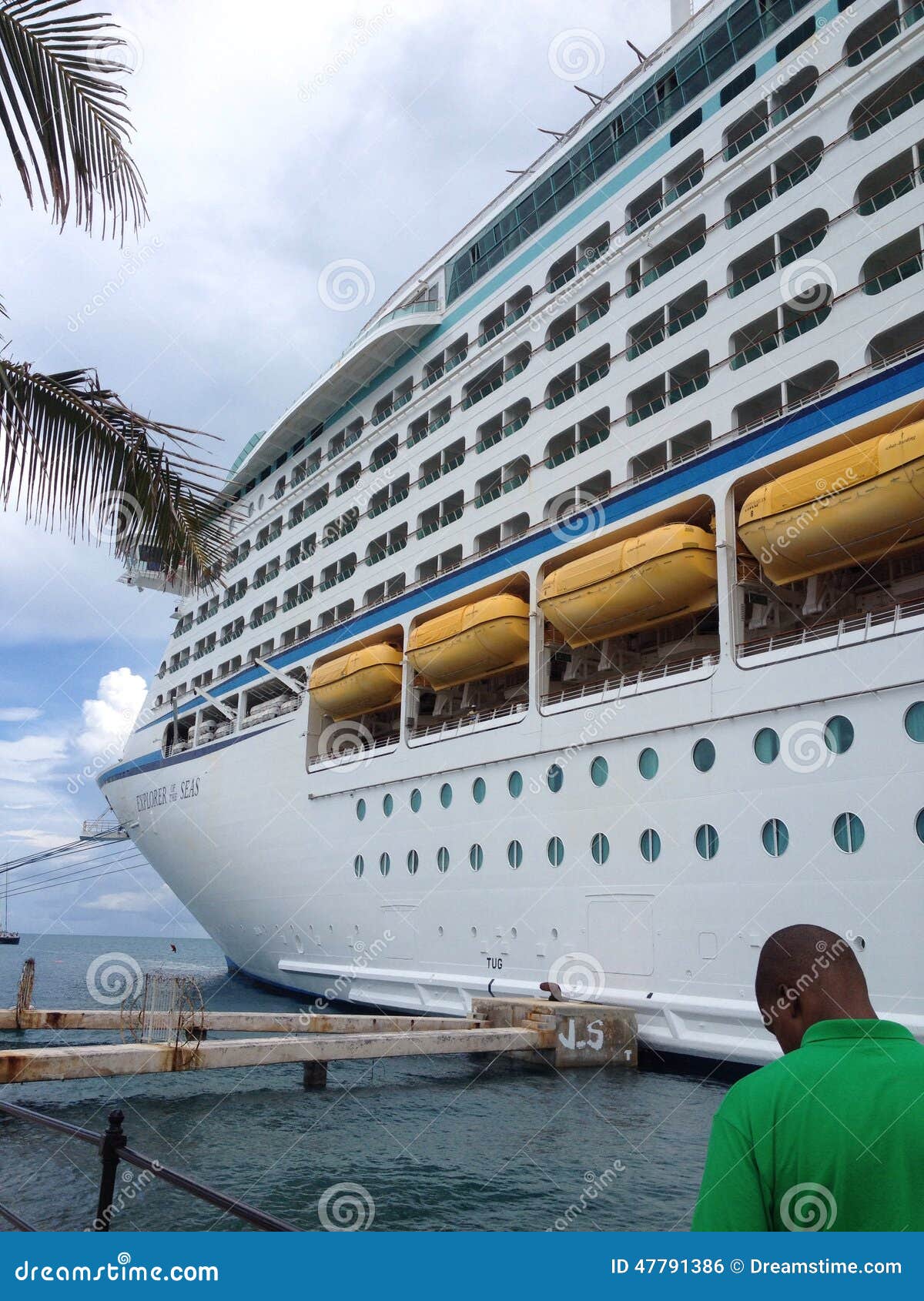 Cruise ship in Bermuda editorial photo. Image of docked - 47791386