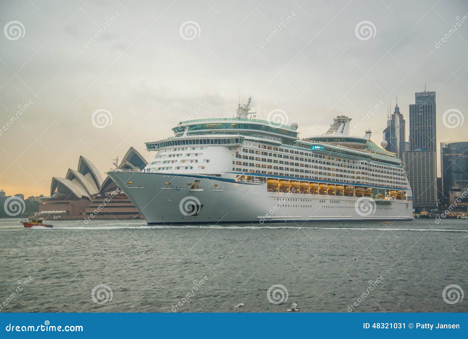 Cruise ship at Opera House editorial photo. Image of sydney - 48321031