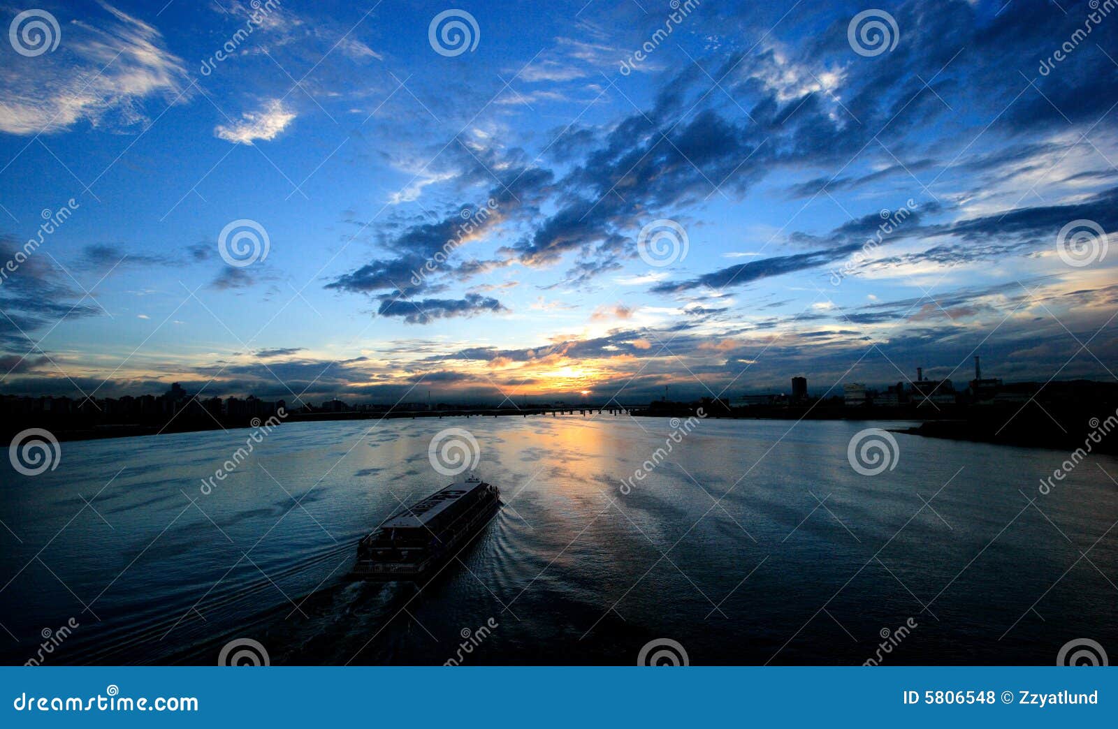 Cruiser in Hangang River Seoul Stock Photo - Image of korea, seoul: 5806548