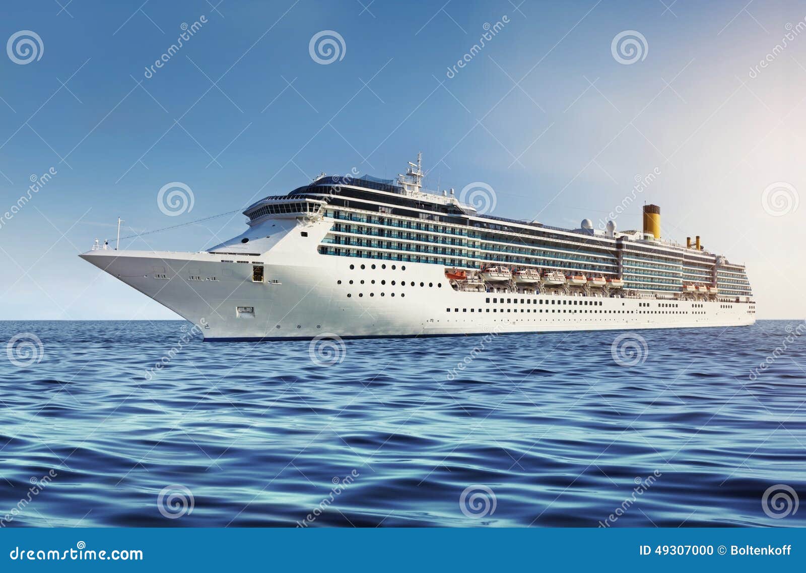 Cruiseschip op het water stock foto. Image of reis, zomer - 49307000