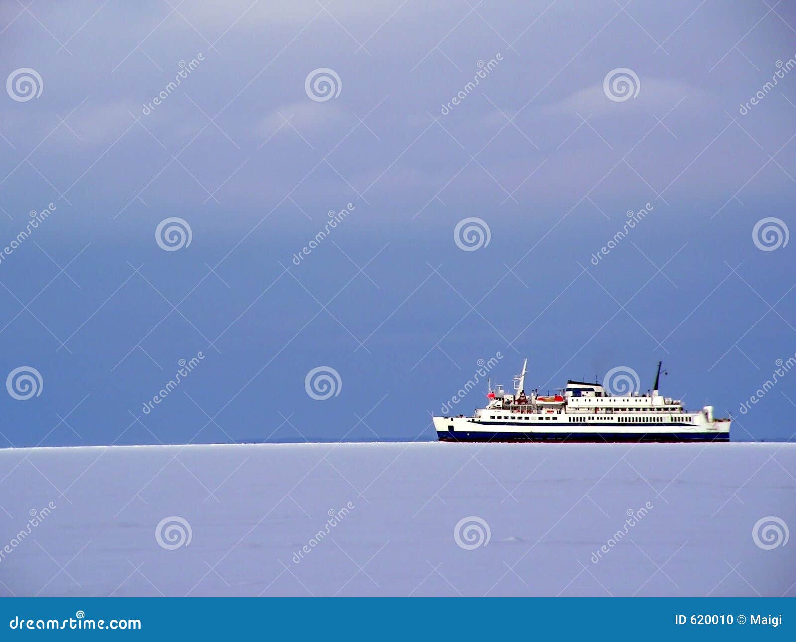 Cruiseship no mar gelado foto de stock. Imagem de gelo - 620010