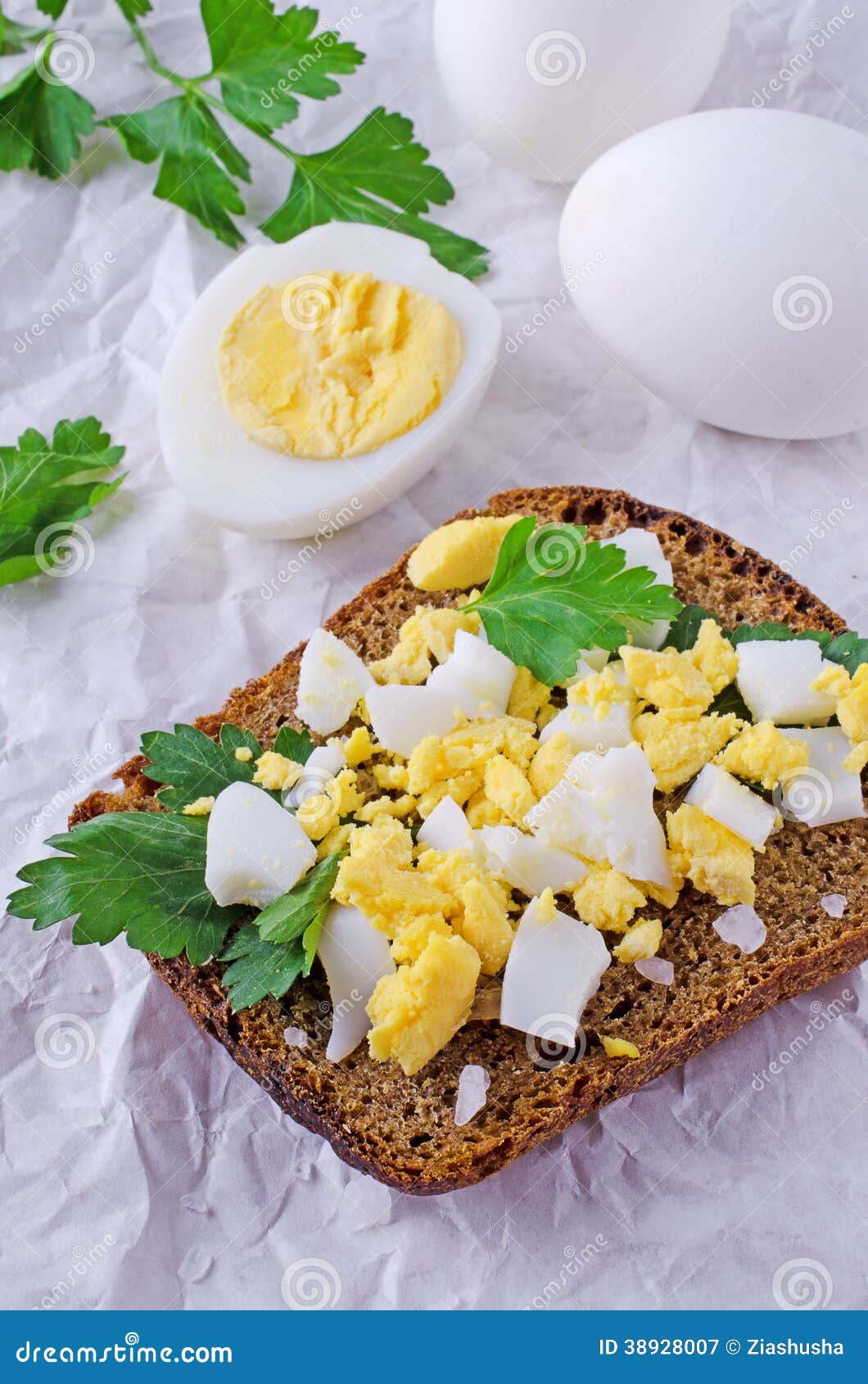 Crumbled hirvió los huevos imagen de archivo. Imagen de pascua - 38928007