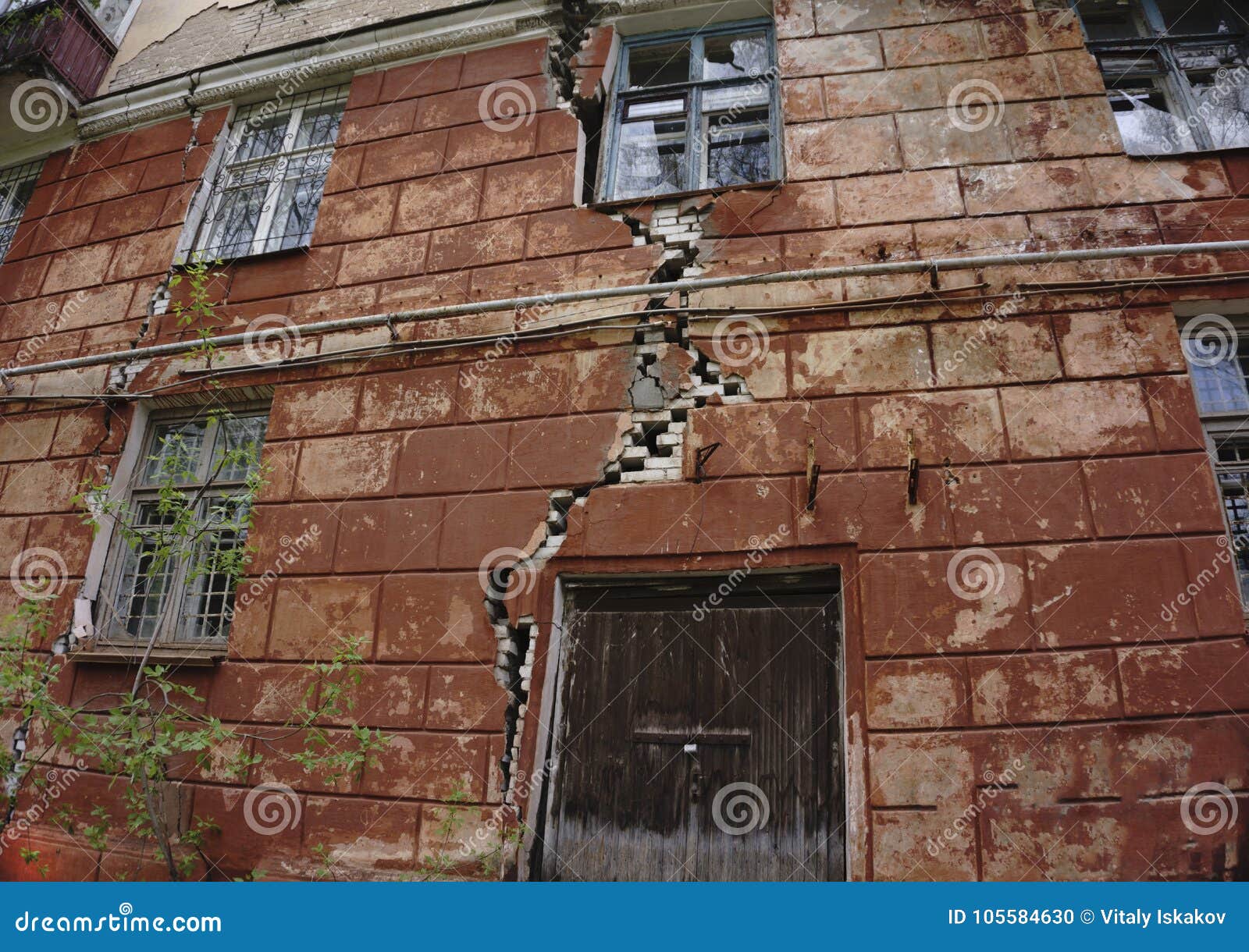 Crumbling Buildings Large Crack Broken Stock Photo - Image of empty ...