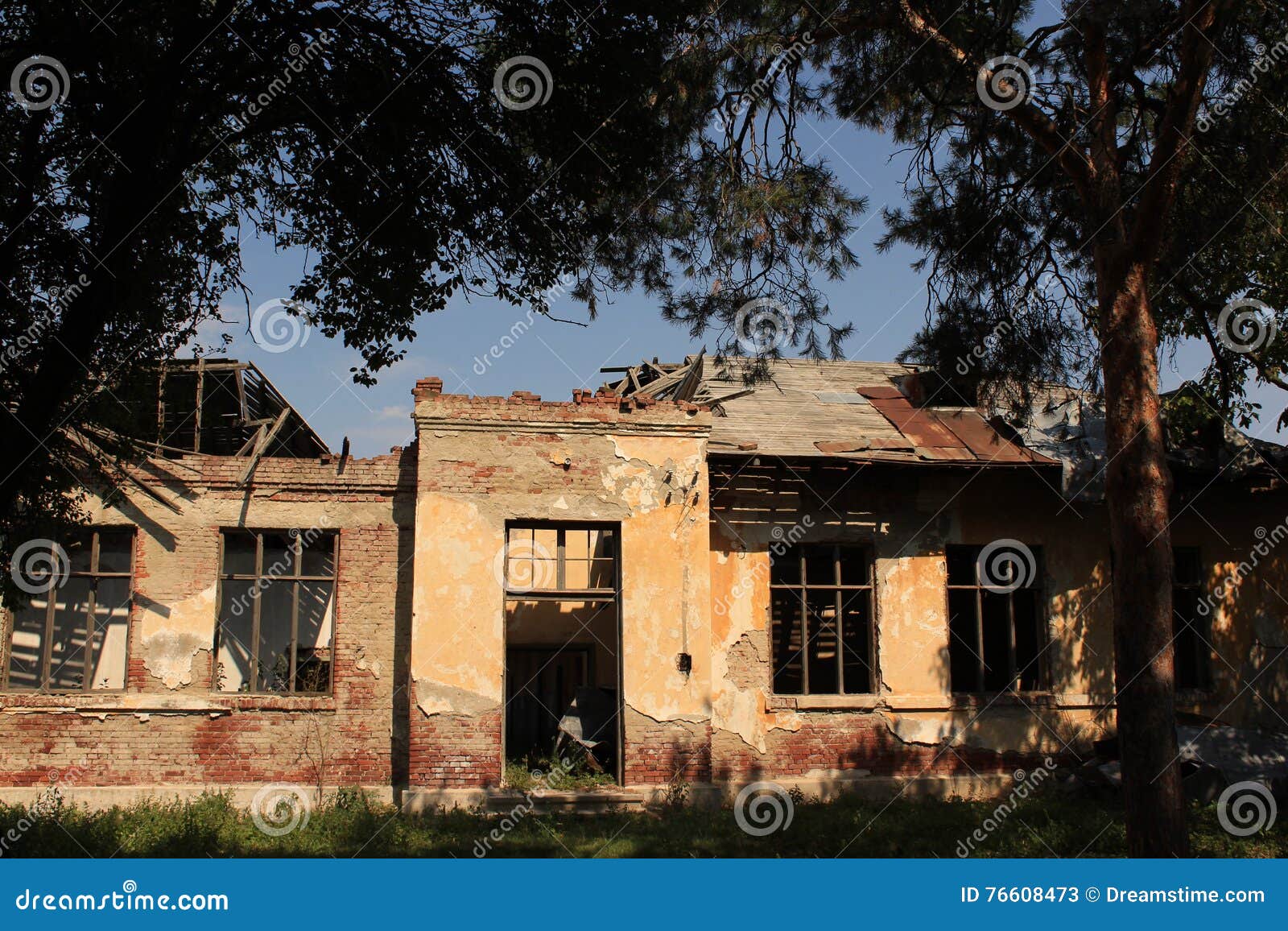 Crumbling house stock image. Image of wreckage, decay - 76608473