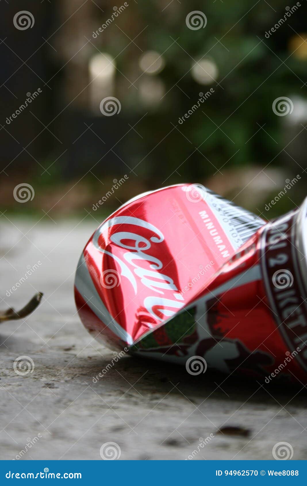 Crushed Coca-Cola tin can editorial image. Image of coke - 94962570