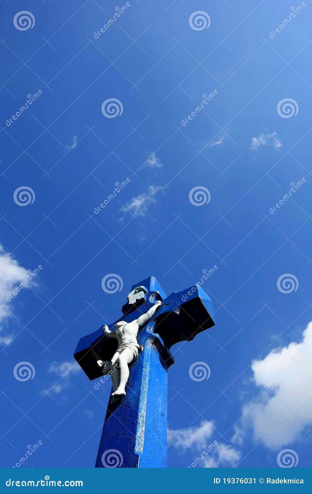 Cruz azul imagen de archivo. Imagen de cruz, cielo, crucificado - 19376031