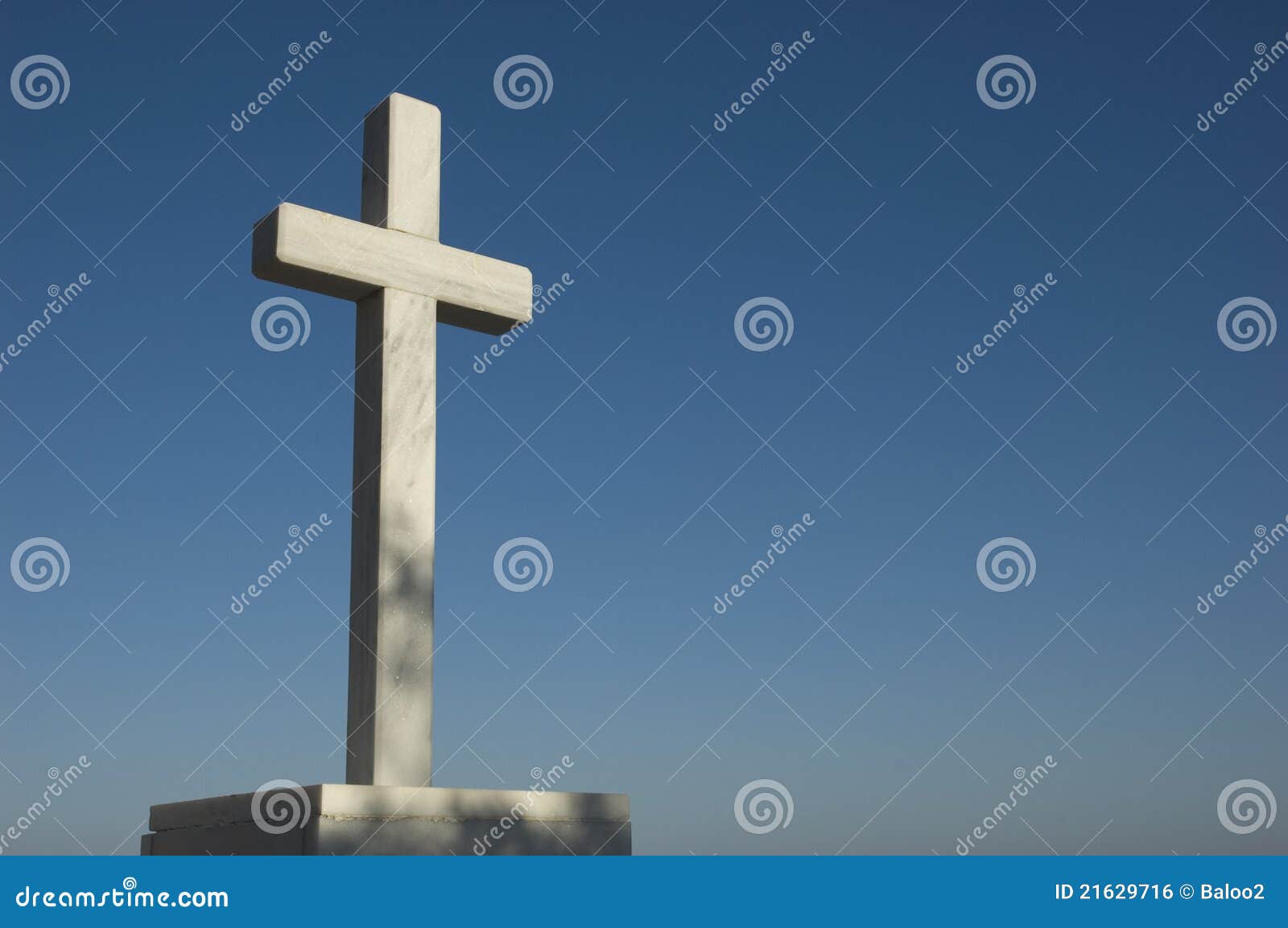 Cruz blanca foto de archivo. Imagen de cristiano, cruz - 21629716