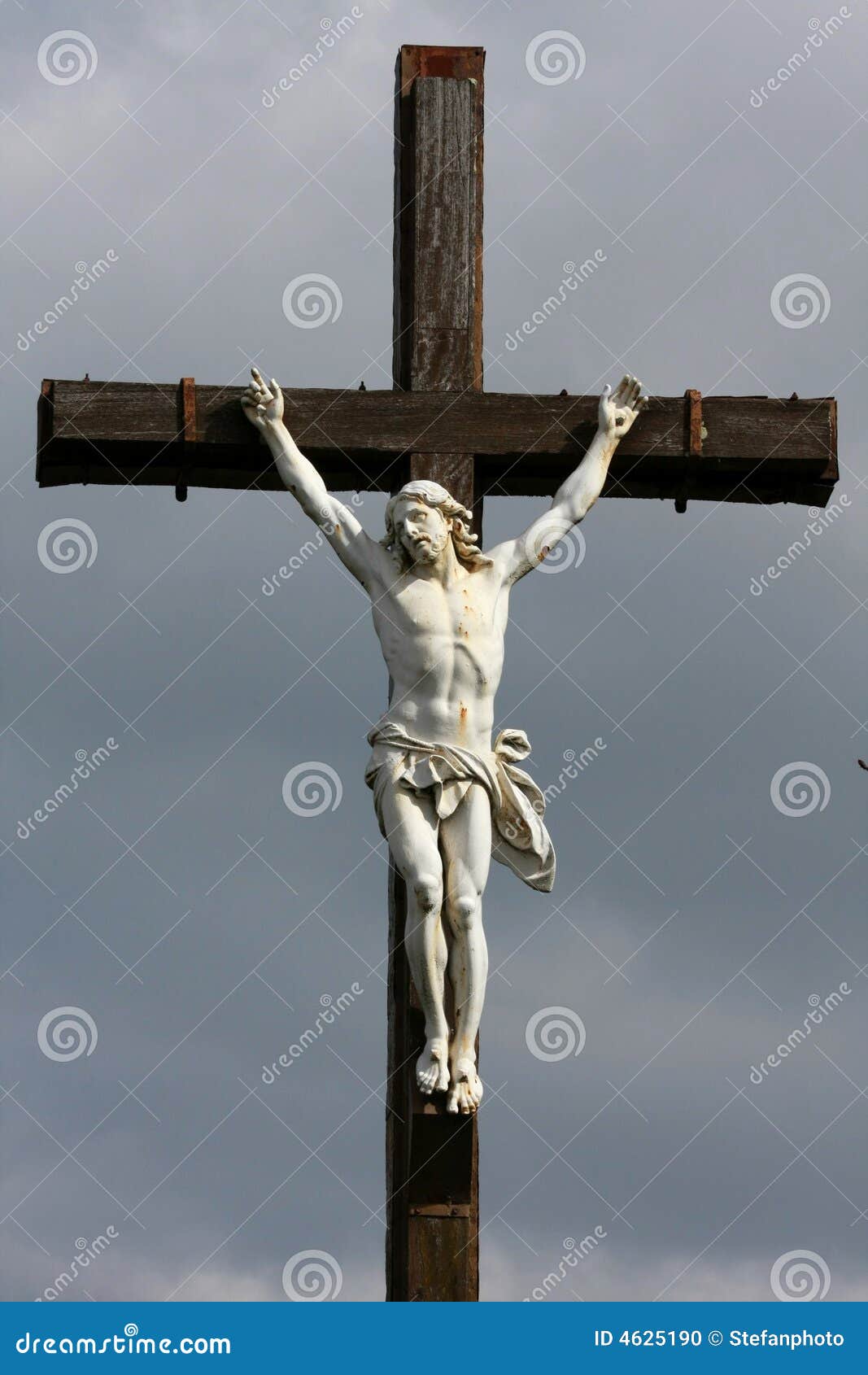Cruz católica de madera foto de archivo. Imagen de nube - 4625190
